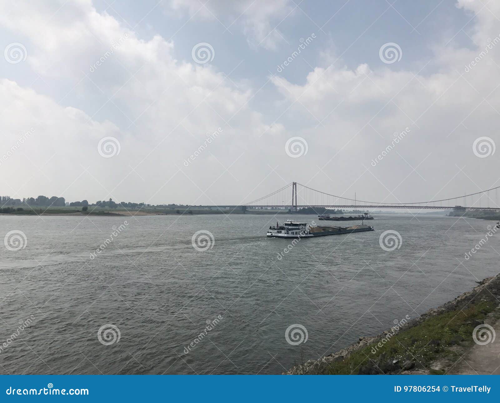 Schepen Op De Rijn-rivier Dichtbij Emmerich Redactionele Stock ...