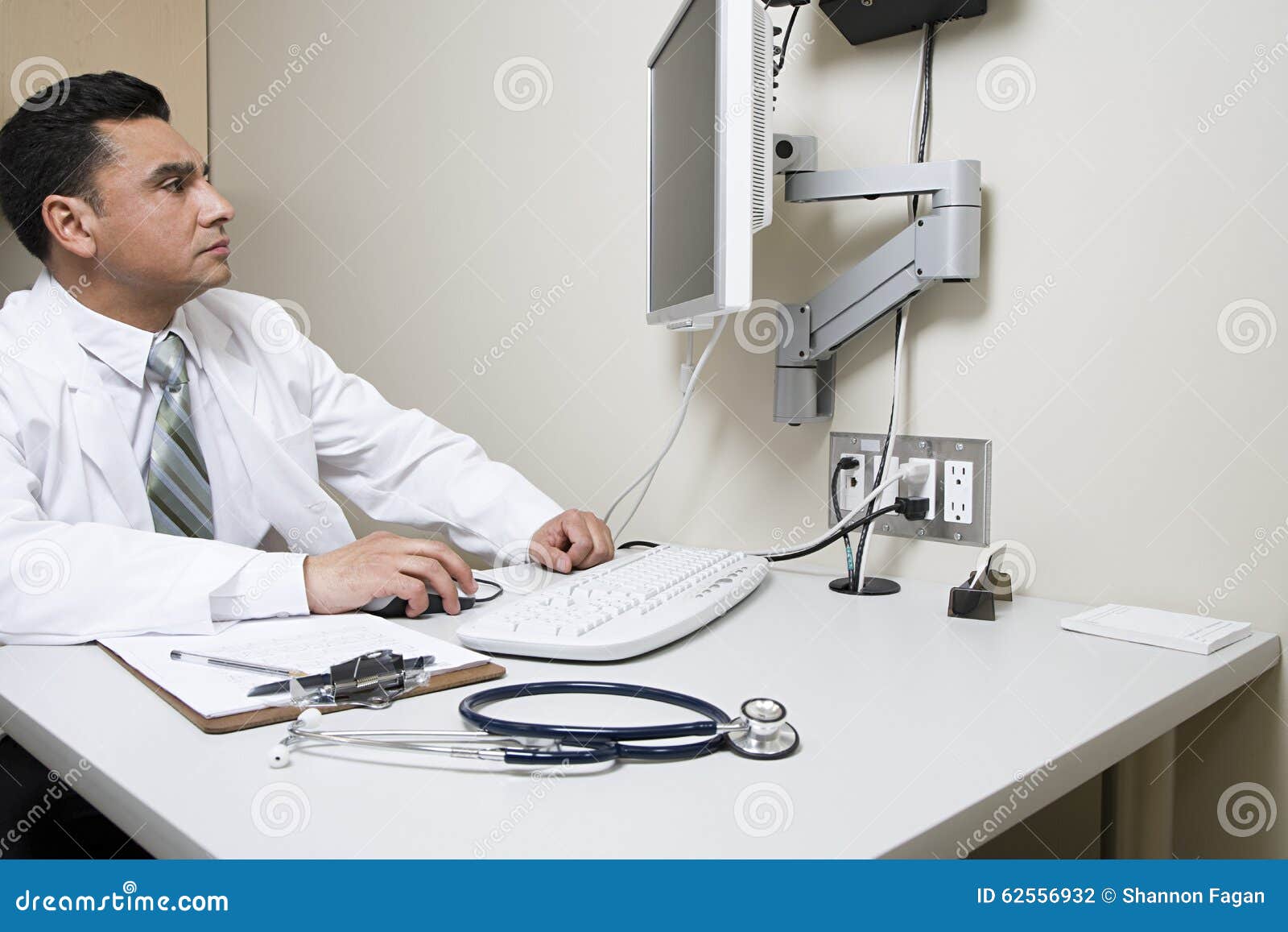 Schermo Del Dottore Looking at Computer Fotografia Stock - Immagine di ...