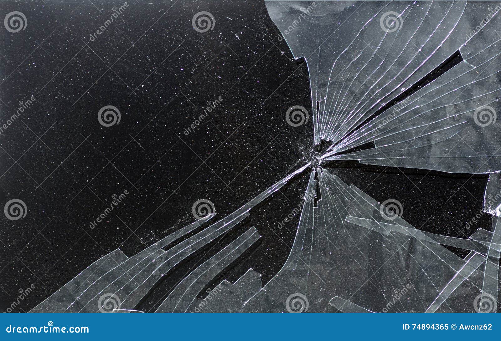 Schermo di computer rotto immagine stock. Immagine di vetro - 74894365