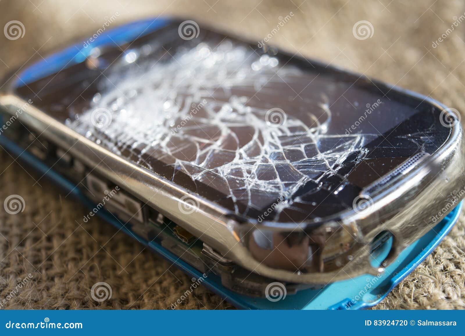 Schermo Rotto Di Uno Smartphone Fotografia Stock - Immagine di digitale ...