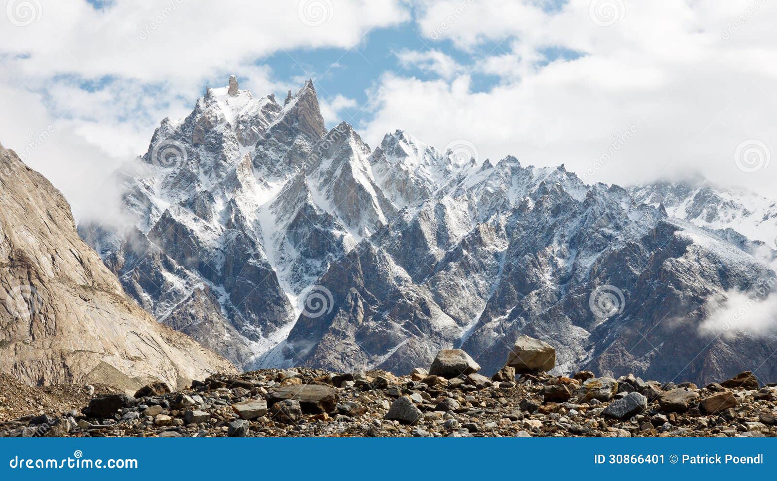 Scherp Berglandschap in De Karakorum-Waaier Stock Afbeelding - Image of ...