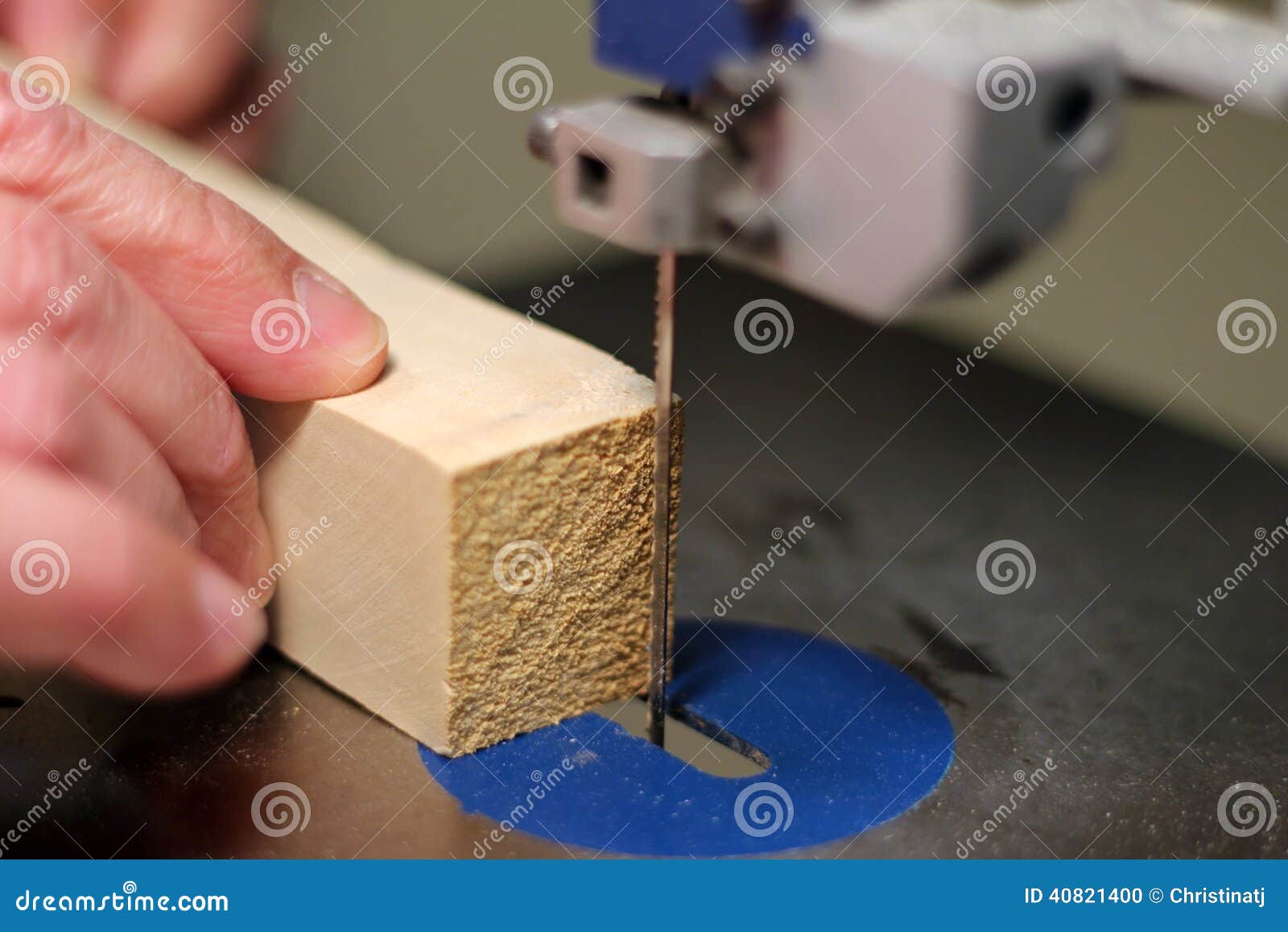 Scherp Hout Met Een Lintzaag Stock Foto - Image of werkplaats, snijden ...