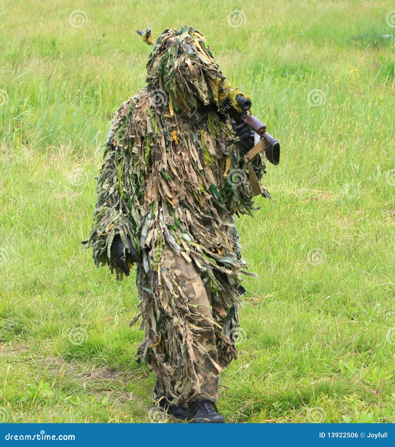 Scherpschutter redactionele foto. Image of agressie, afdaling - 13922506