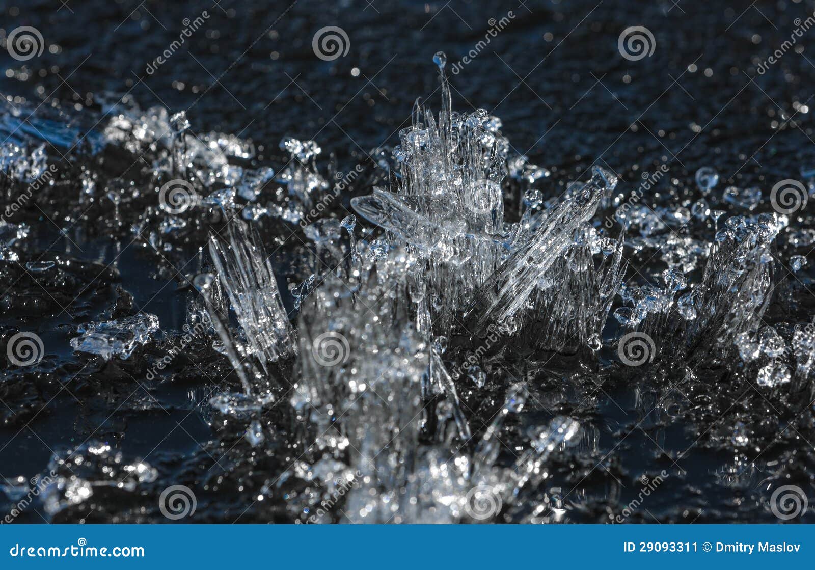 Scherven van smeltend ijs stock afbeelding. Image of transparant - 29093311