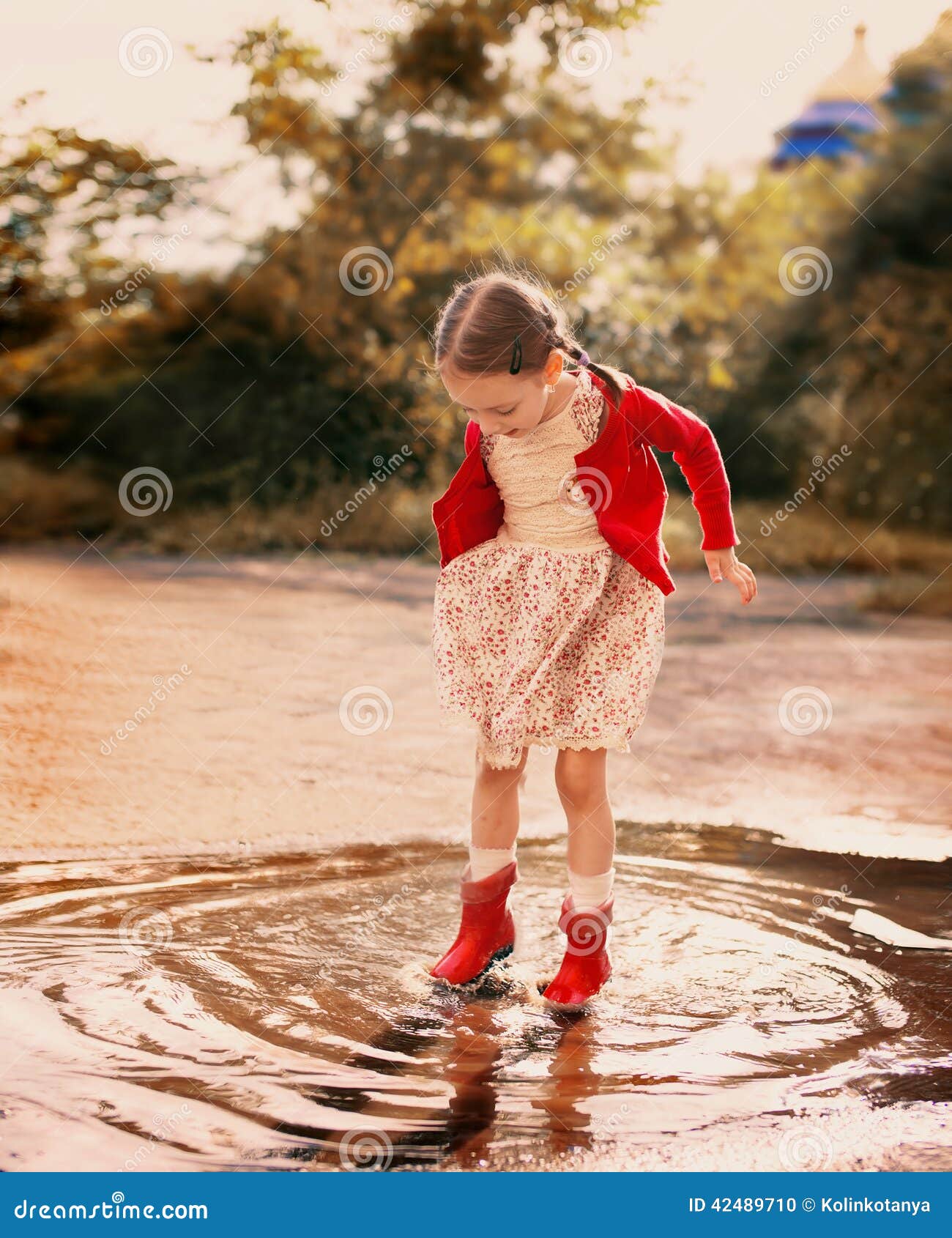 Scherzen Sie Das Springen in Eine Pfütze Stockfoto - Bild von mädchen ...