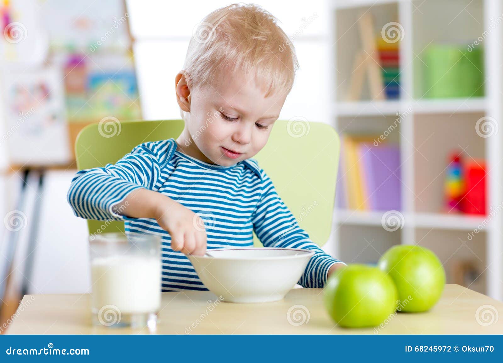 Scherzen Sie Den Jungen, Der Zu Hause Gesundes Lebensmittel Oder ...