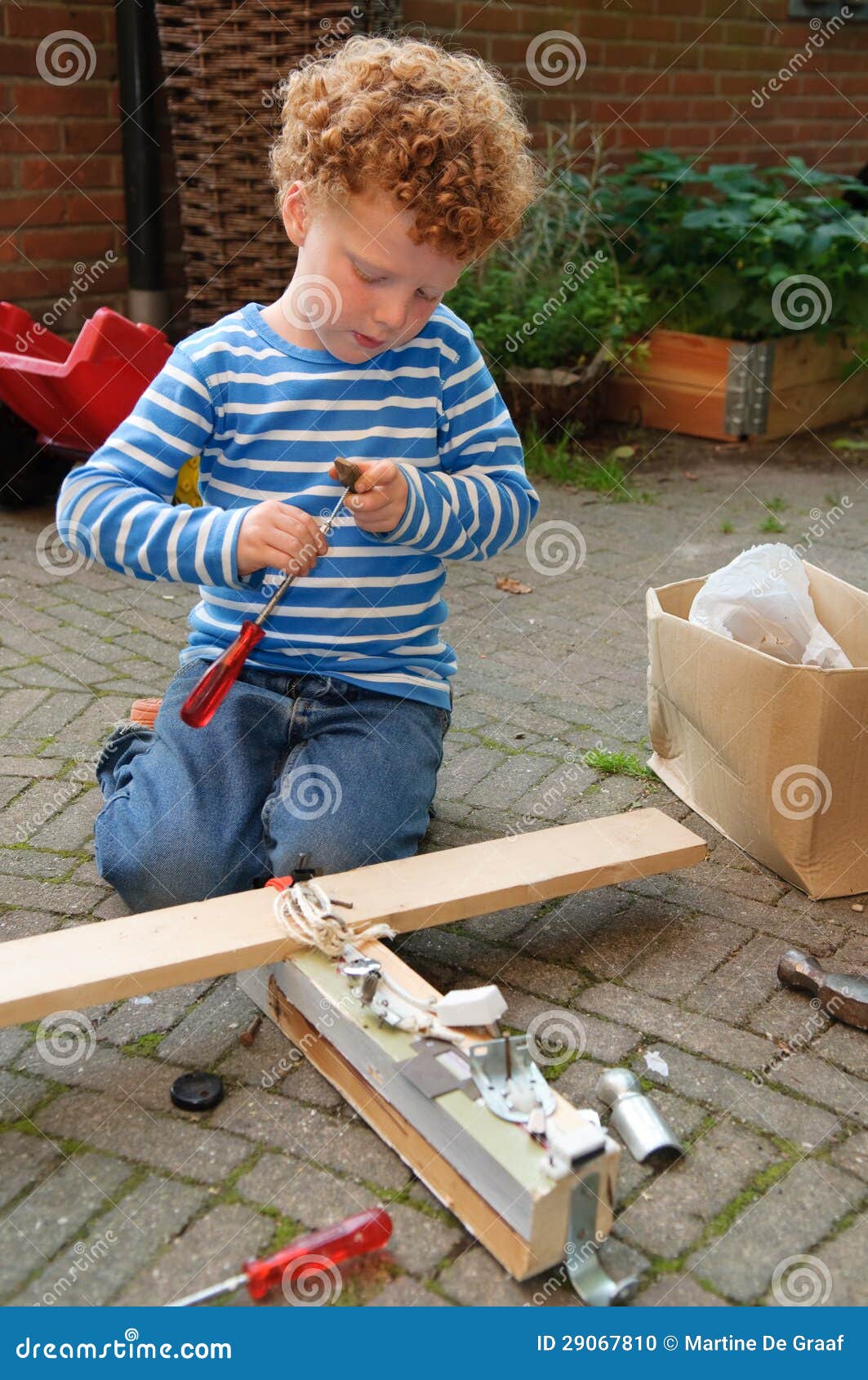 Scherzen Sie Mit Hilfsmitteln Stockfoto - Bild von kreativ, lockig ...