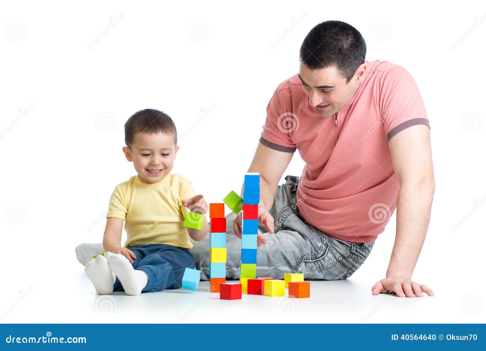 Scherzen Sie Und Sein Vatispiel Mit Bausteinen Stockfoto - Bild von ...