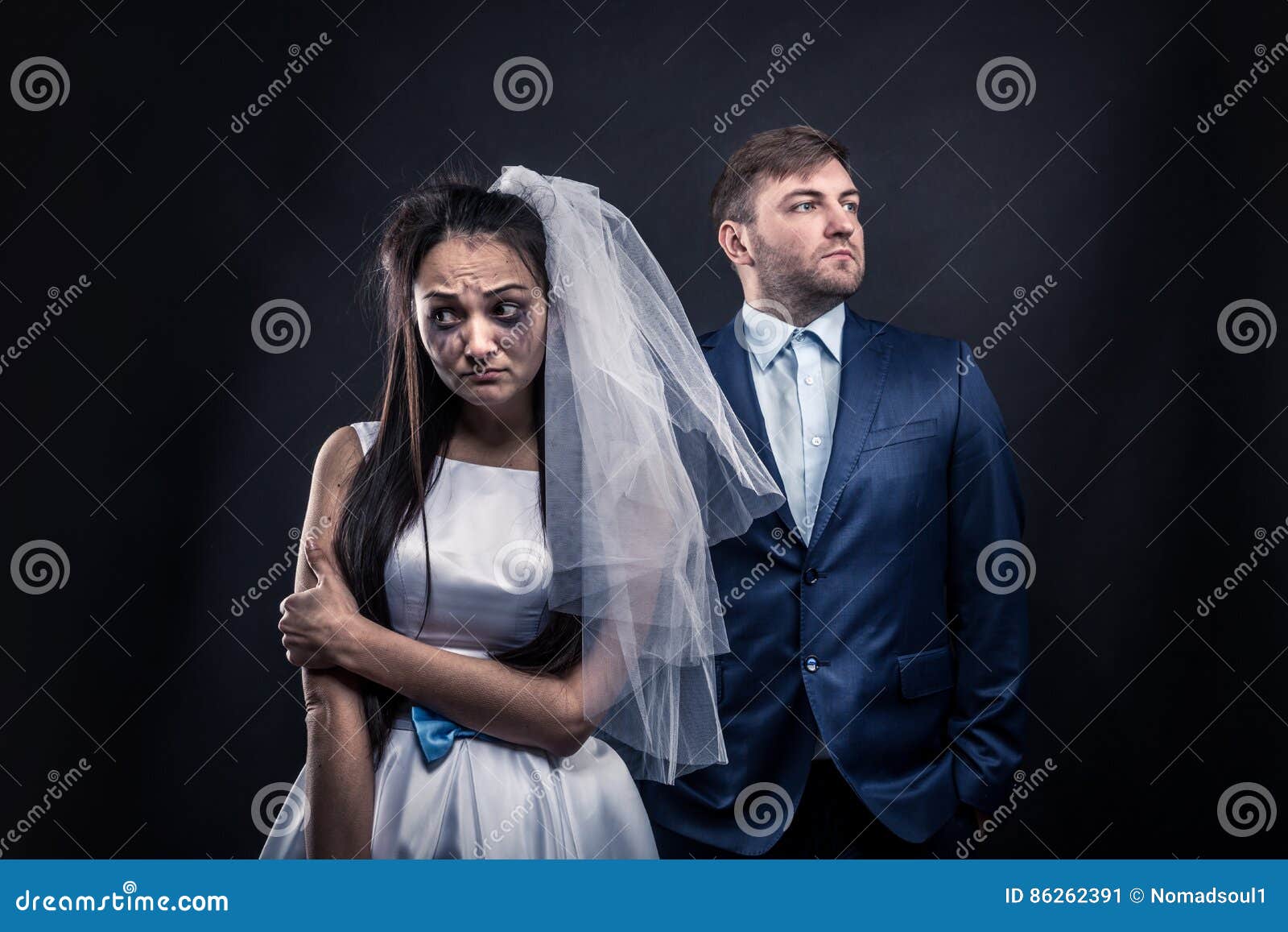 Scheur-bevlekte Bruid En Brutale Bruidegom in Kostuum Stock Afbeelding ...