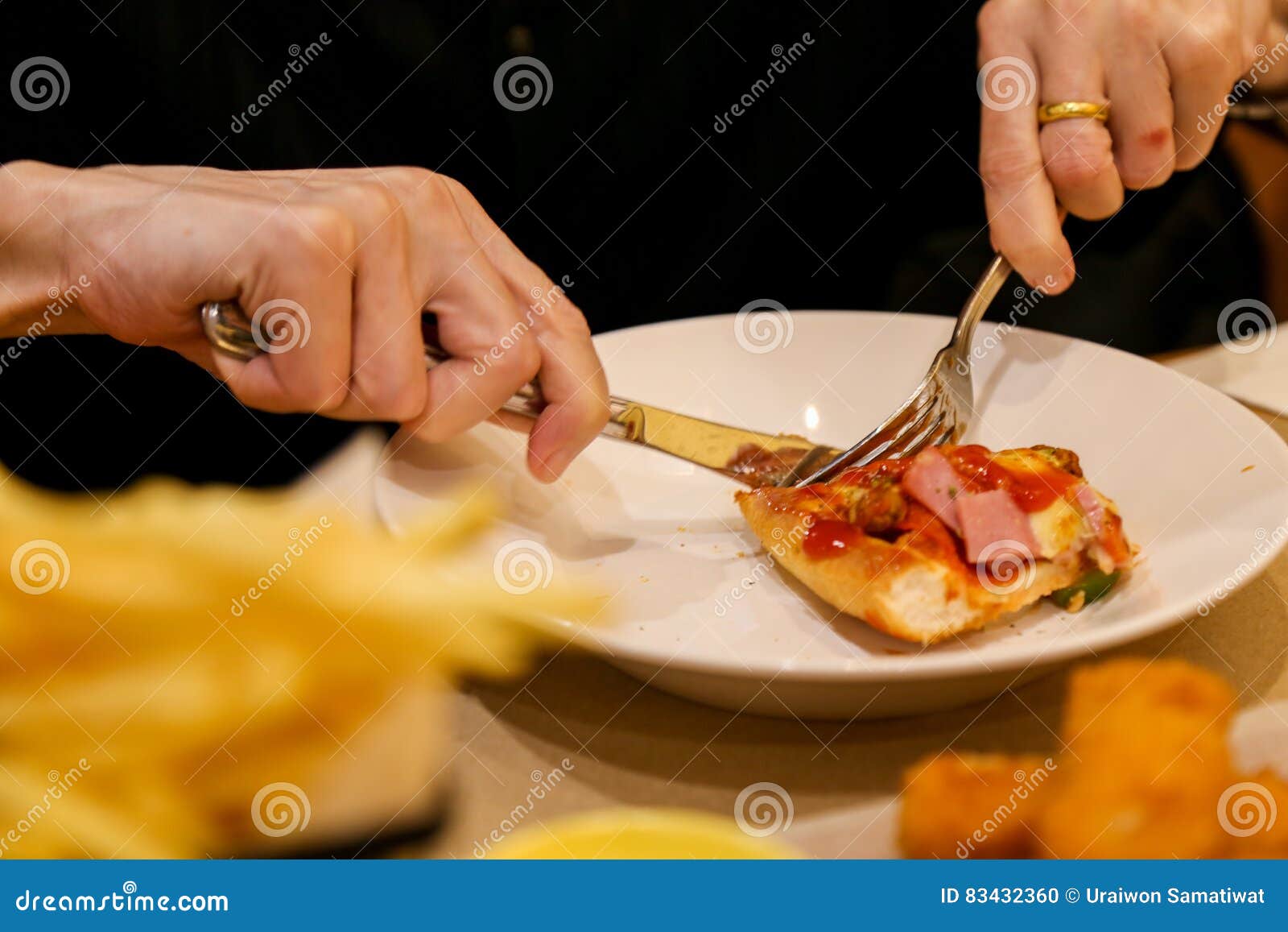 Scheur De Kaaspizza Door Mes En Mensen Te Gebruiken Stock Foto - Image ...