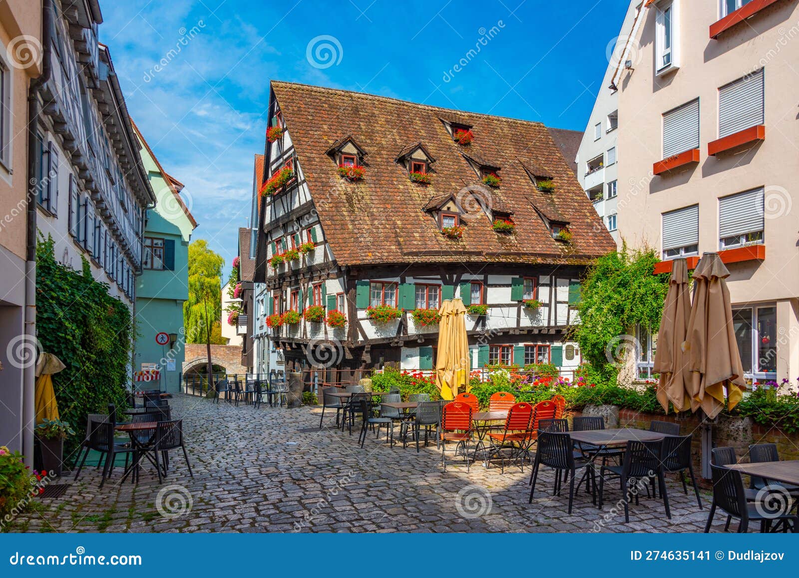 Schiefes Haus in German Town Ulm Editorial Photo - Image of schiefes ...
