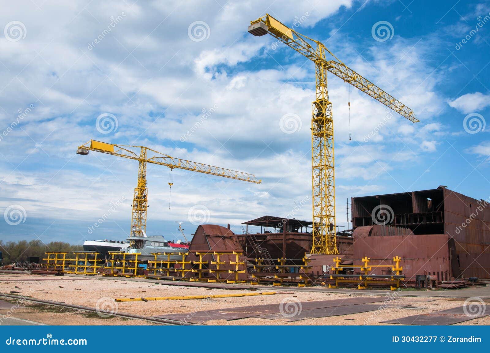 Schiff Und Monumentaler Kran in Der Werft Stockbild - Bild von aufbau ...