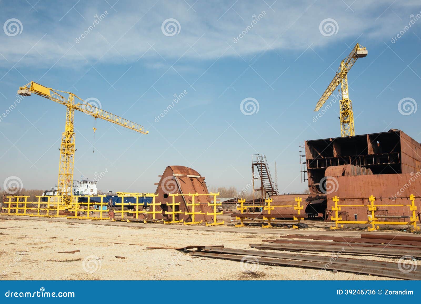 Schiff Und Monumentaler Kran in Der Werft Stockfoto - Bild von schwer ...