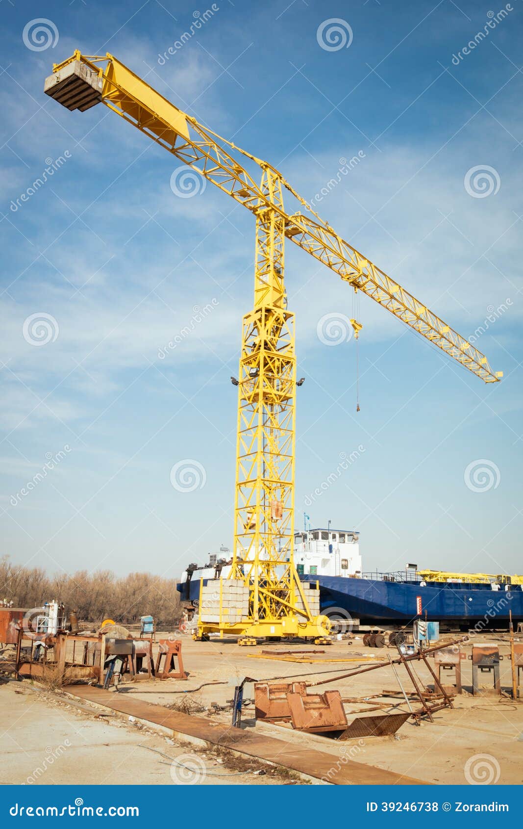 Schiff Und Monumentaler Kran in Der Werft Stockfoto - Bild von ...