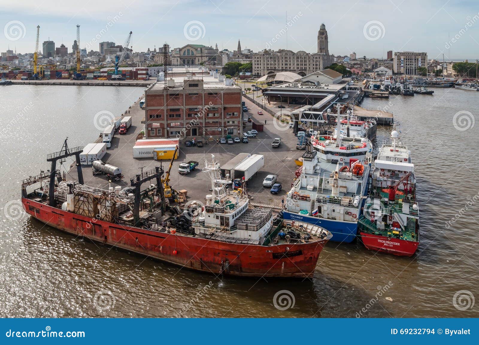Schiffe Im Seehafen Von Montevideo, Uruguay Redaktionelles Stockbild ...
