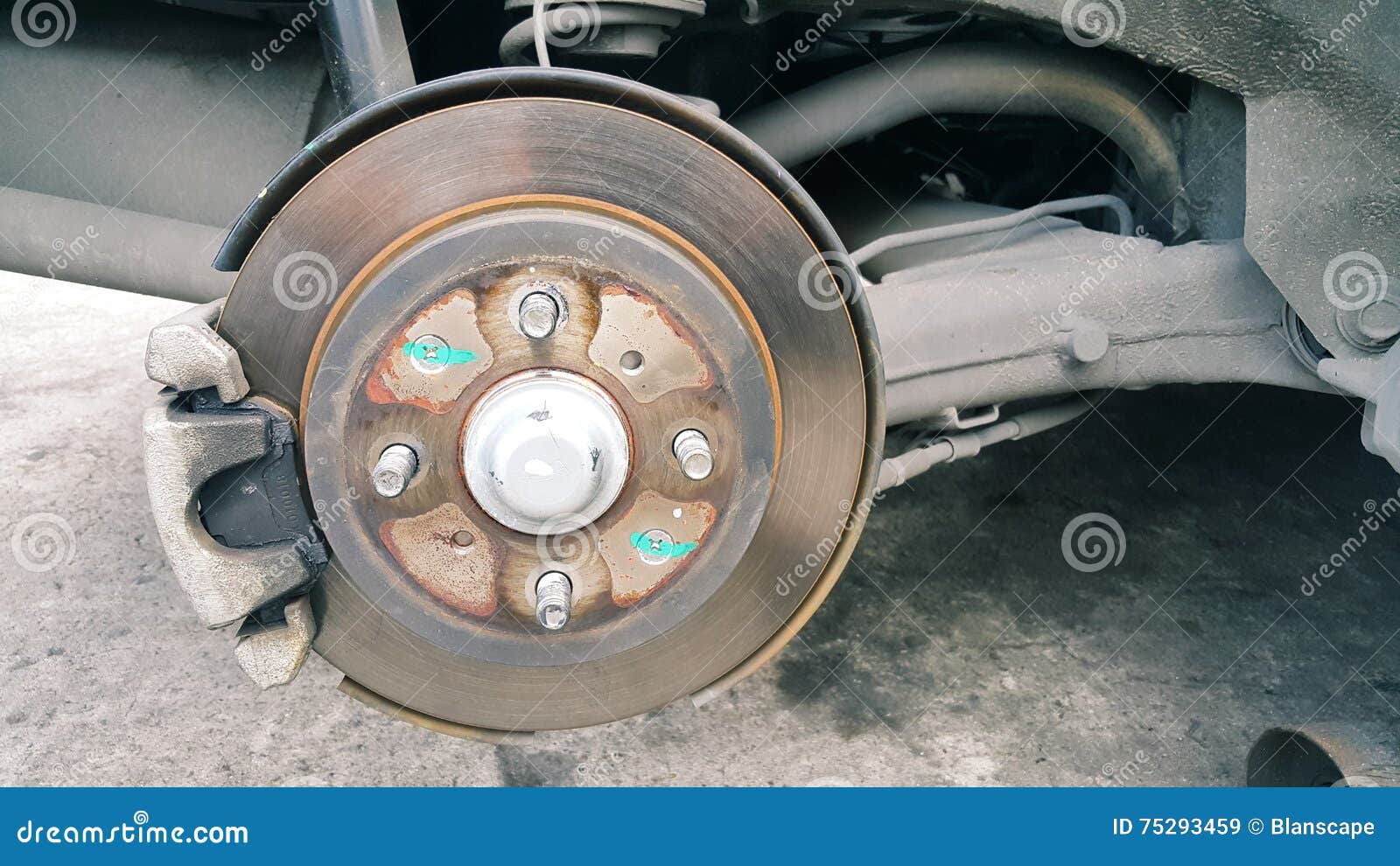 Schijfrem bij wiel stock afbeelding. Image of reparatie - 75293459