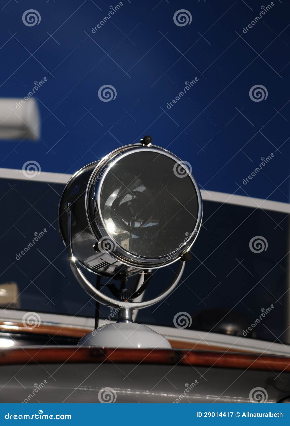 Schijnwerper op boot stock afbeelding. Image of schip - 29014417
