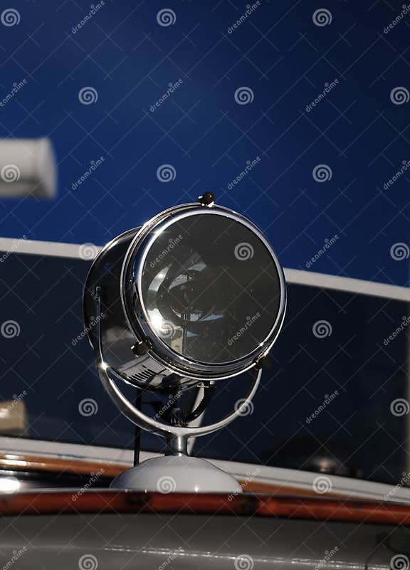 Schijnwerper op boot stock afbeelding. Image of schip - 29014417