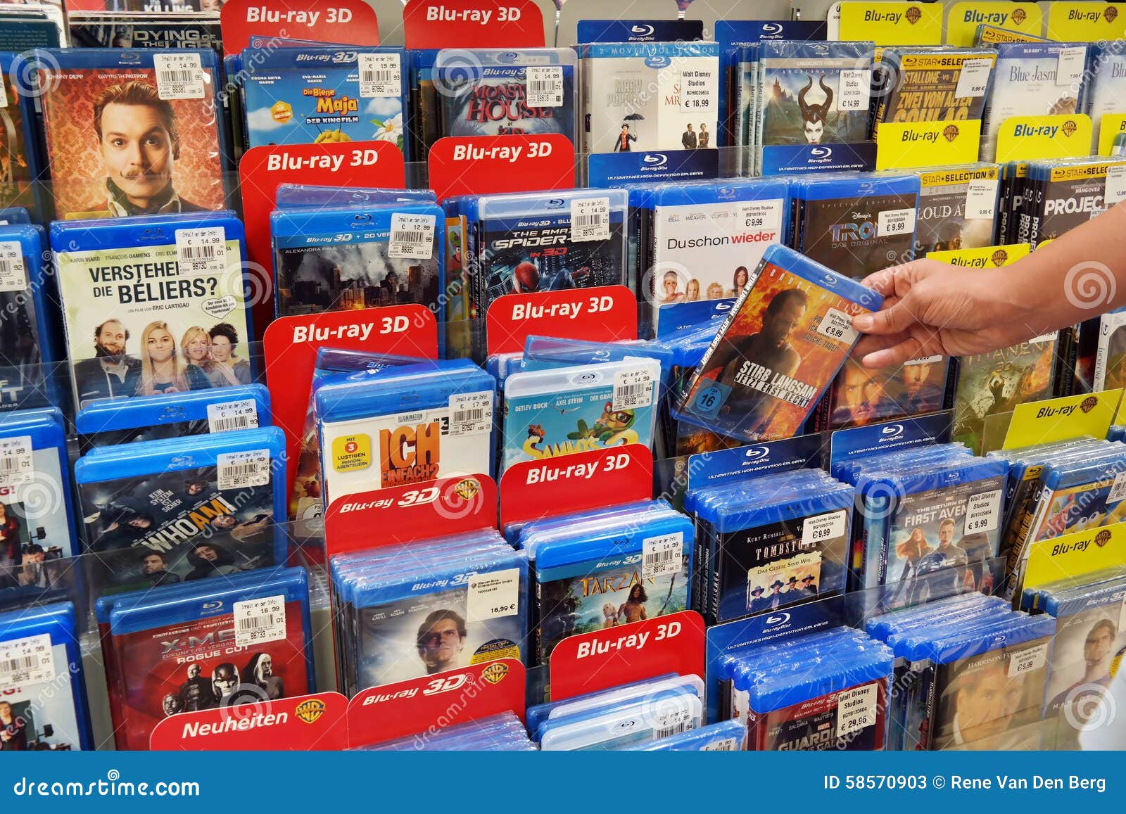 Schijven blu-Ray en DVDs redactionele stock foto. Image of metro - 58570903