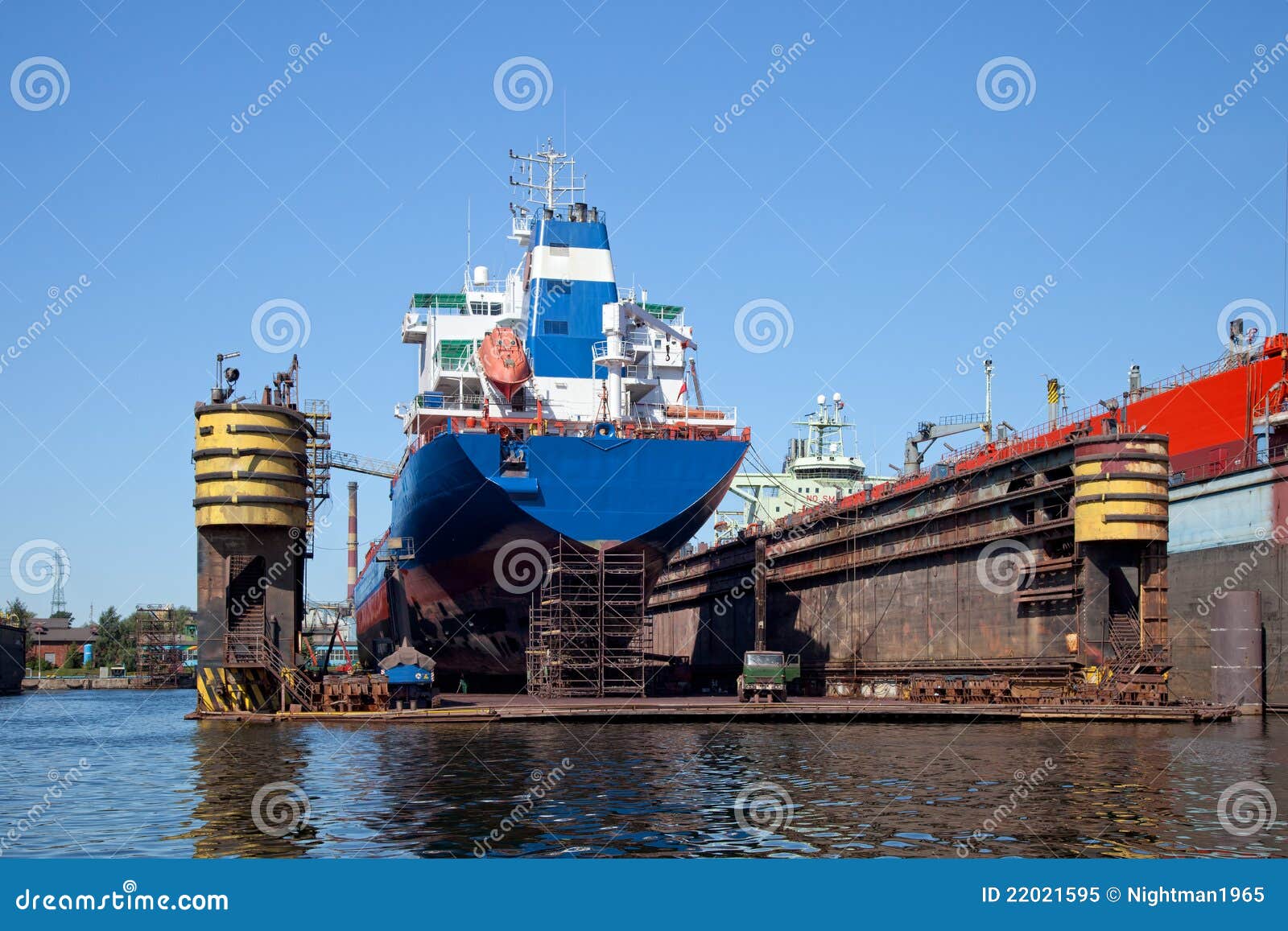 Schip in droogdok stock afbeelding. Image of marine, gebouw - 22021595