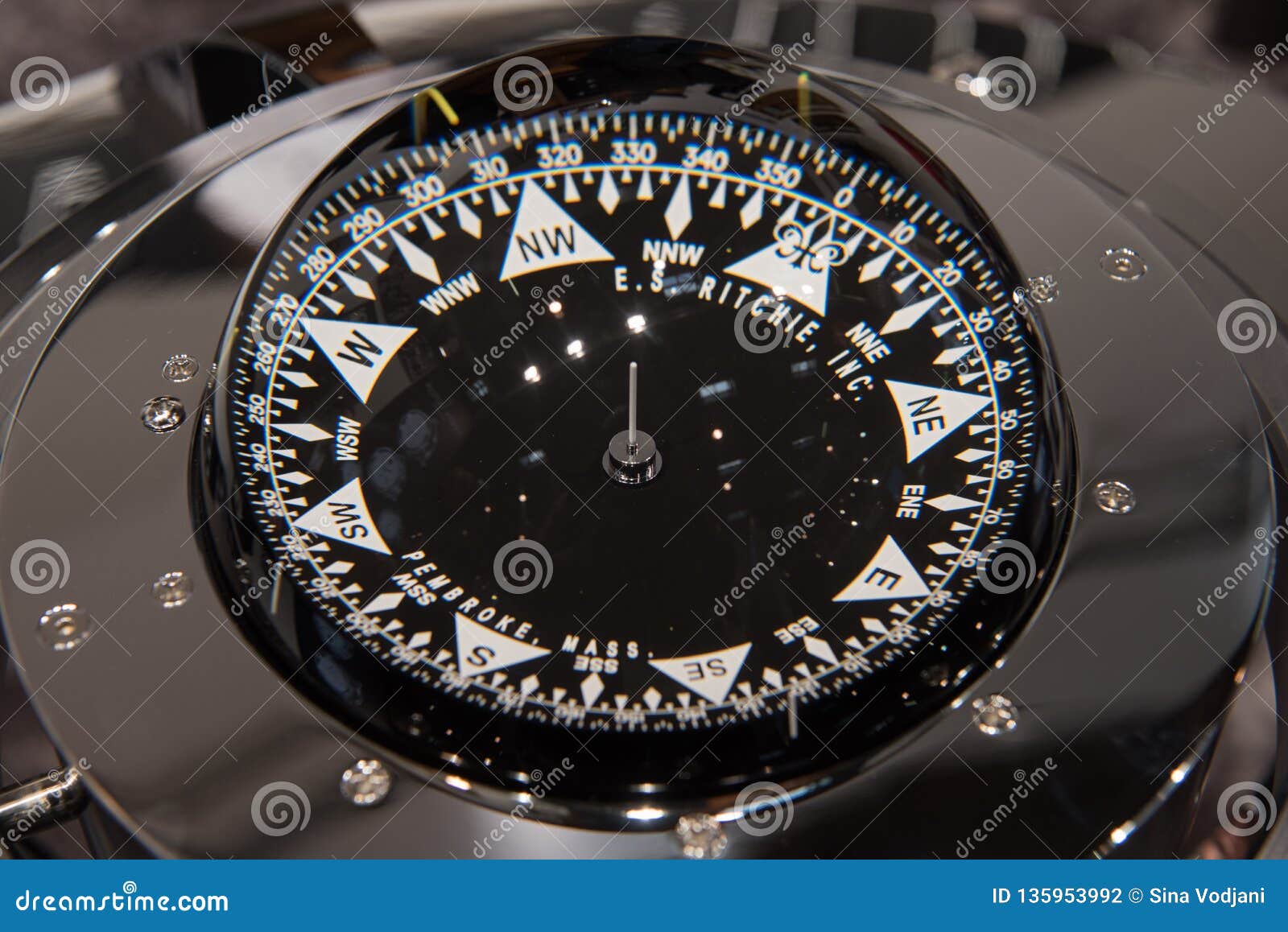 Schip modern kompas redactionele fotografie. Image of reis - 135953992