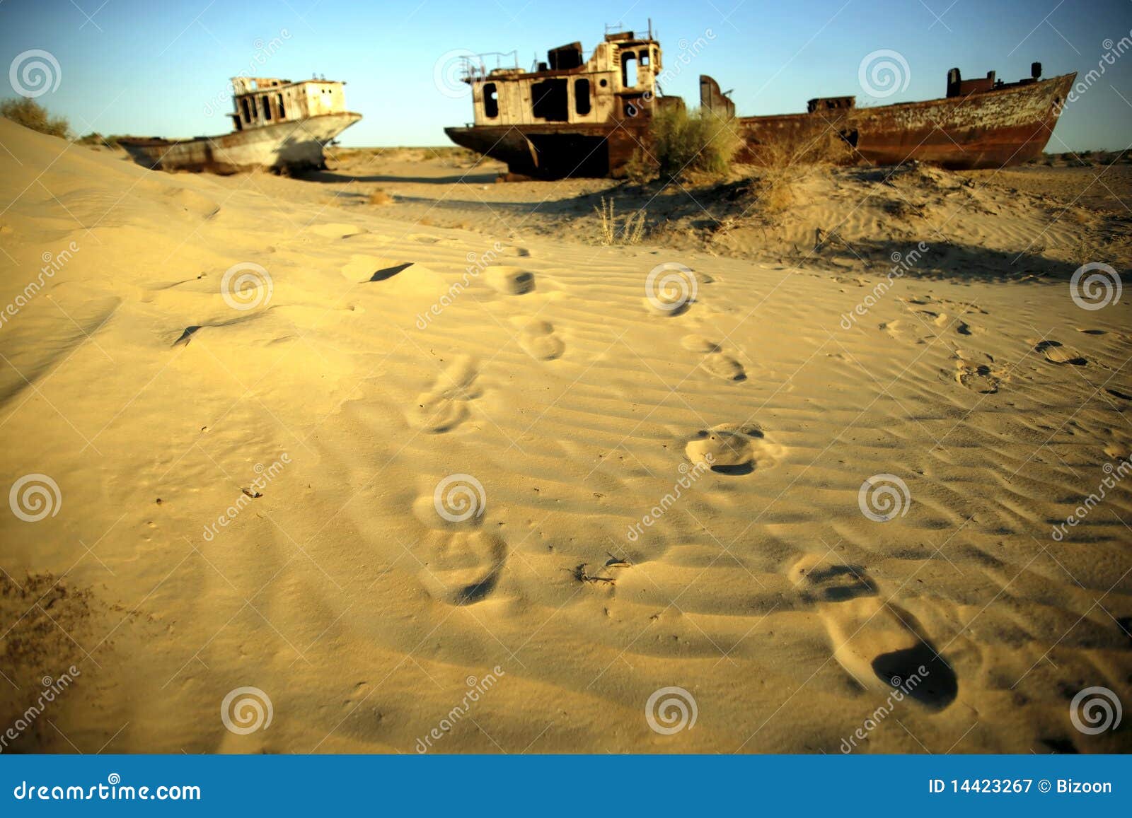 Schipbreuk in de woestijn stock afbeelding. Image of meer - 14423267