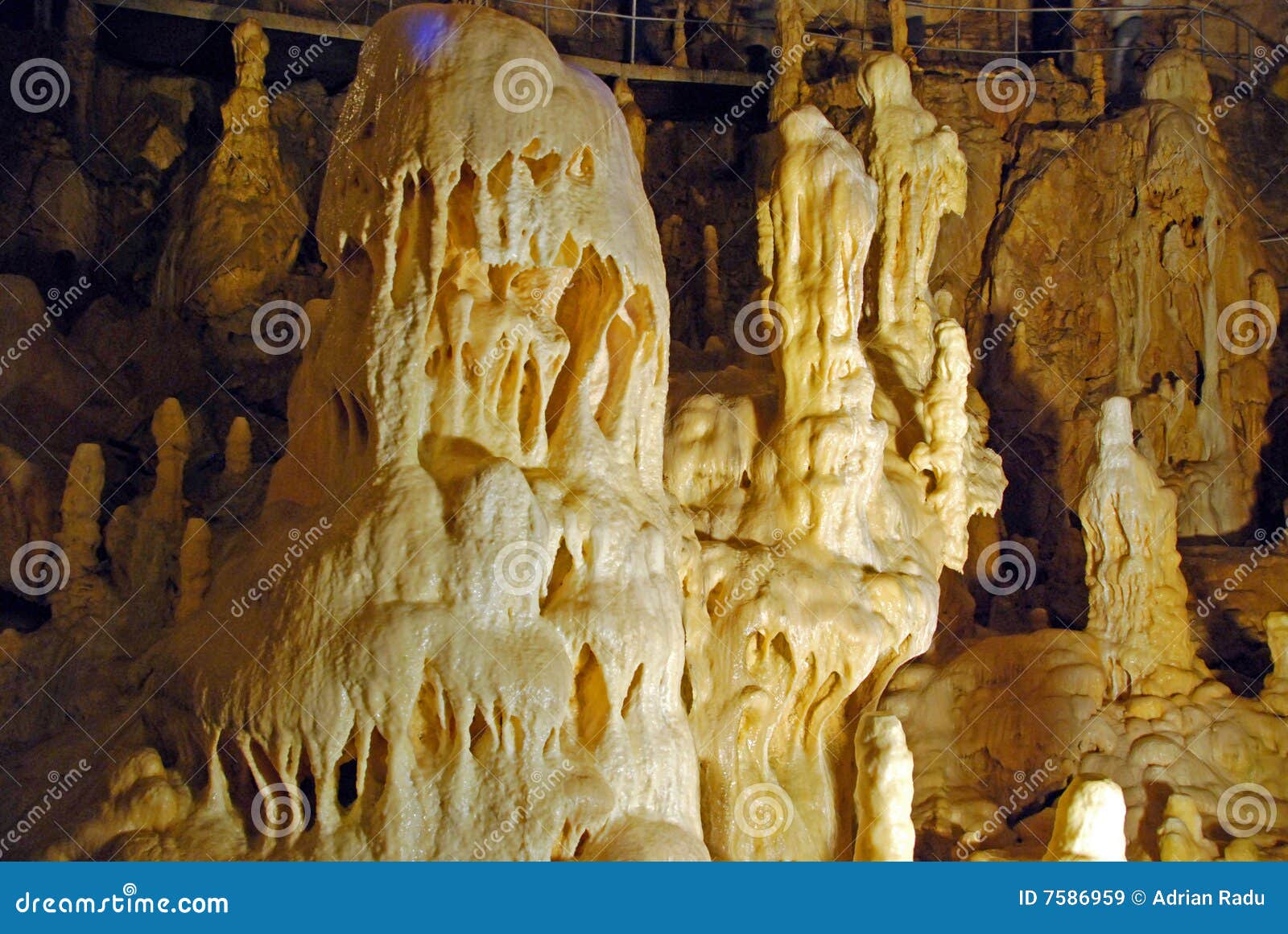 Schitterende Stalagmiet in Hol Stock Afbeelding - Image of mineralen ...