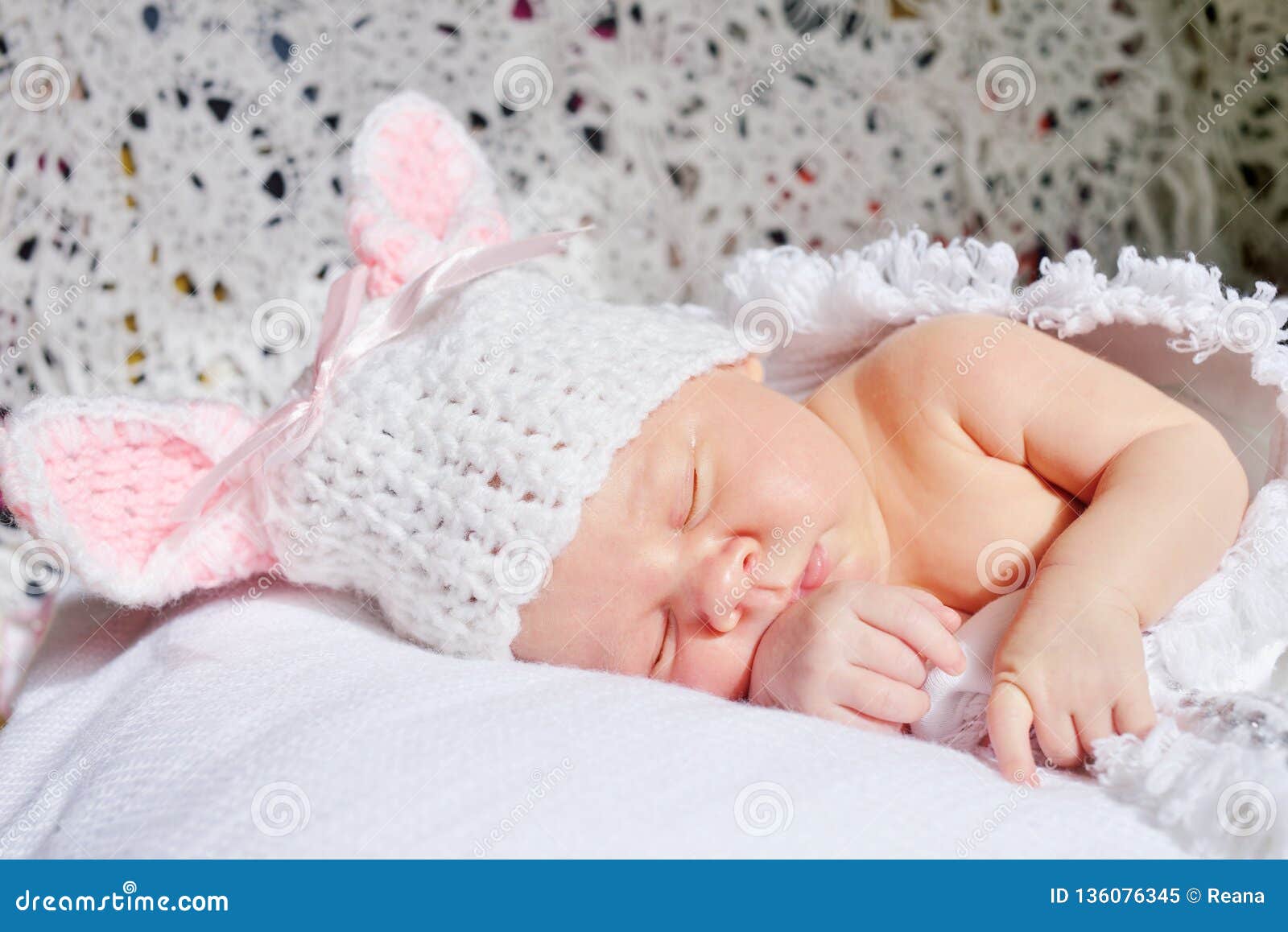 Schlafendes Neugeborenes Baby Stockbild - Bild von häkelarbeit, bild ...
