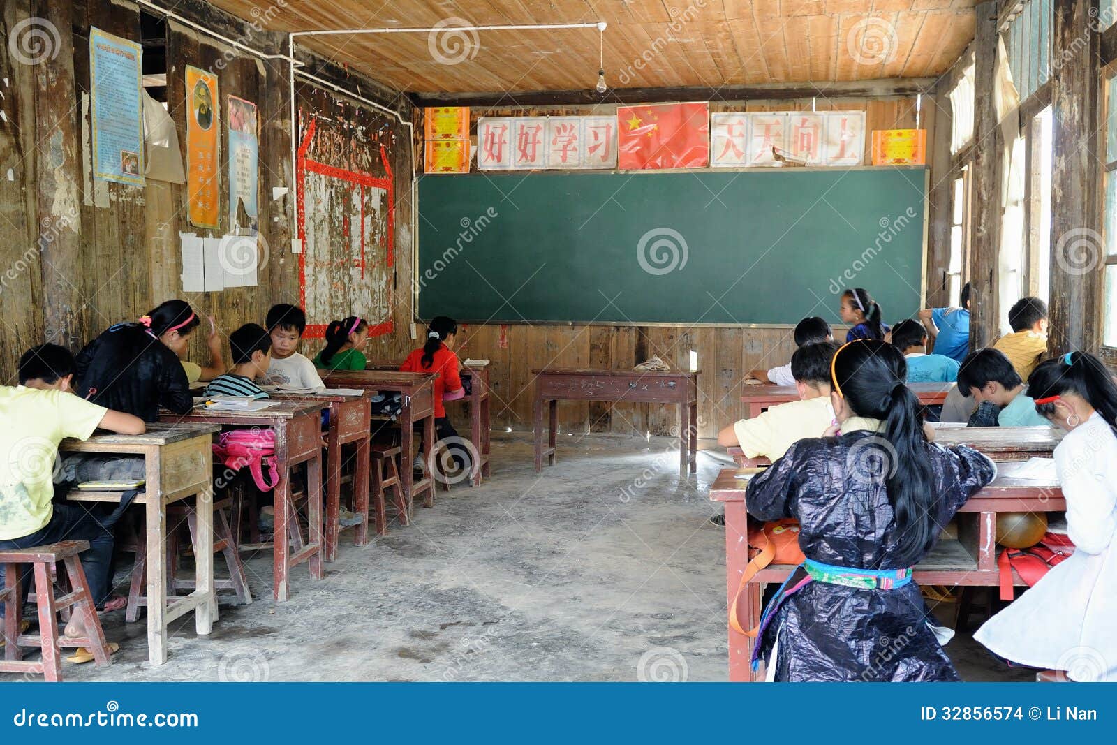 Schlechte Schule Im Alten Dorf in China Redaktionelles Stockbild - Bild ... Schlechte Schule Im Alten Dorf in China Redaktionelles Stockbild - Bild ...