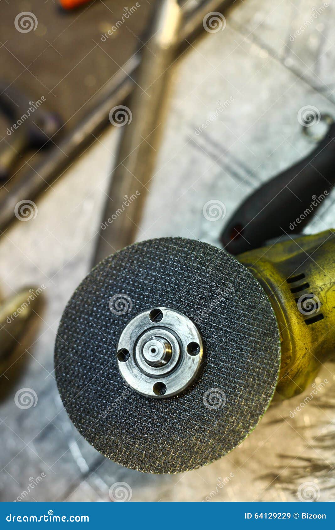 Schleifer in der Werkstatt stockbild. Bild von arbeit - 64129229