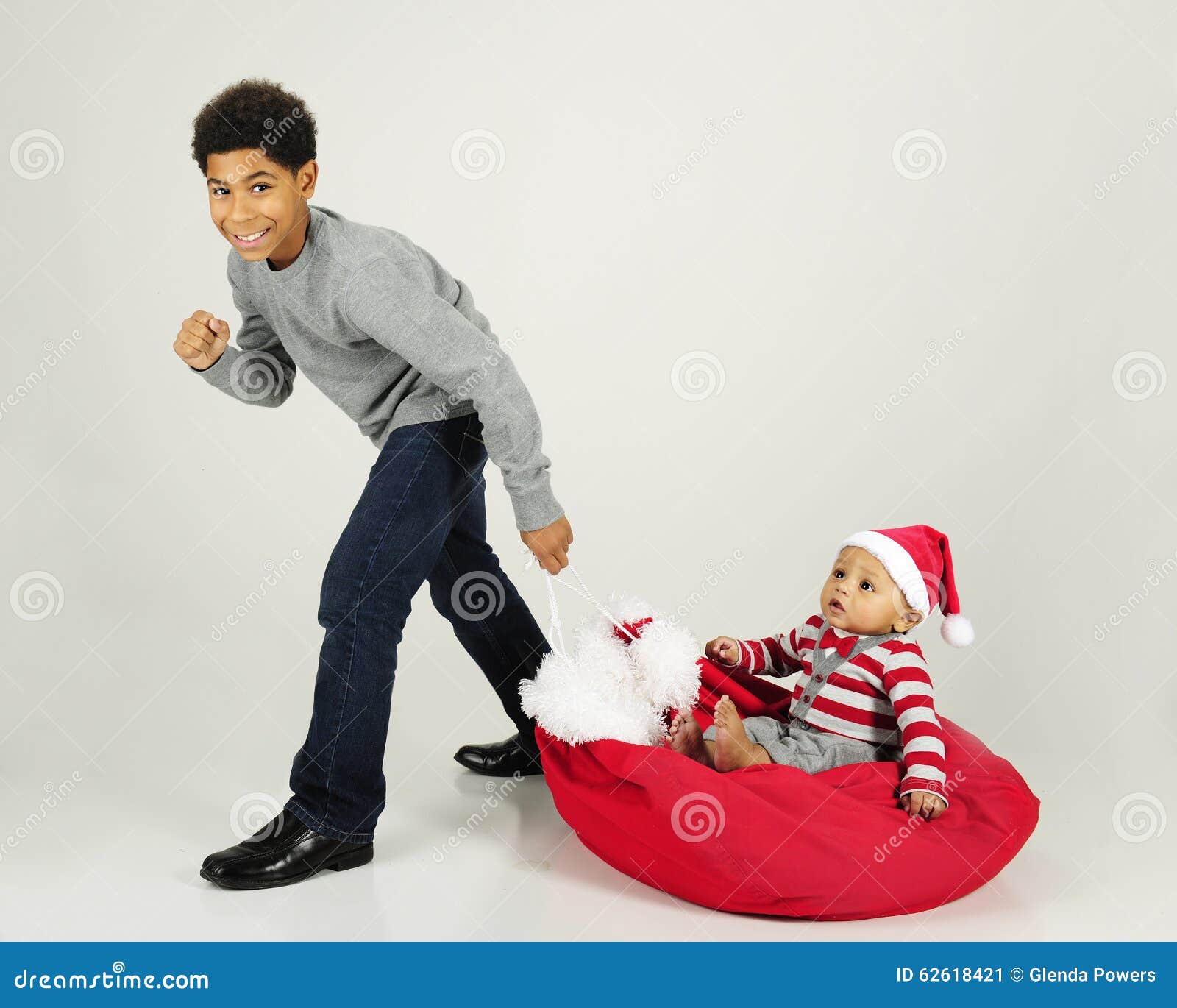 Schleppen Des Babys Auf Sankt Sack Stockbild - Bild von schleppen ...