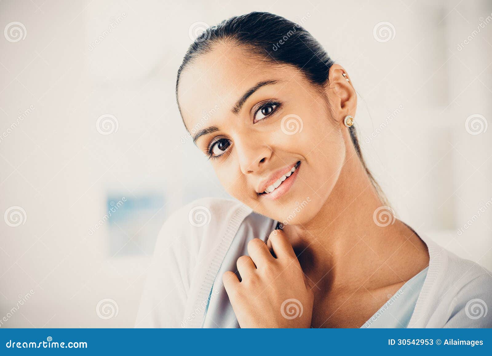 Schließen Sie Herauf Das Schöne Indische Frauenlächeln Des Porträts Stockbild Bild Von
