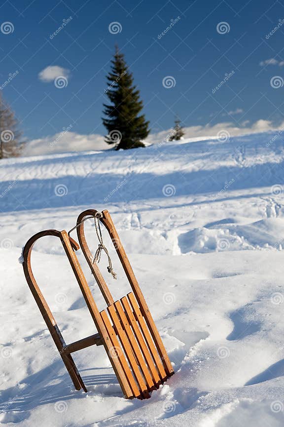 Schlitten auf dem Schnee stockfoto. Bild von kalt, freiheit - 27283000
