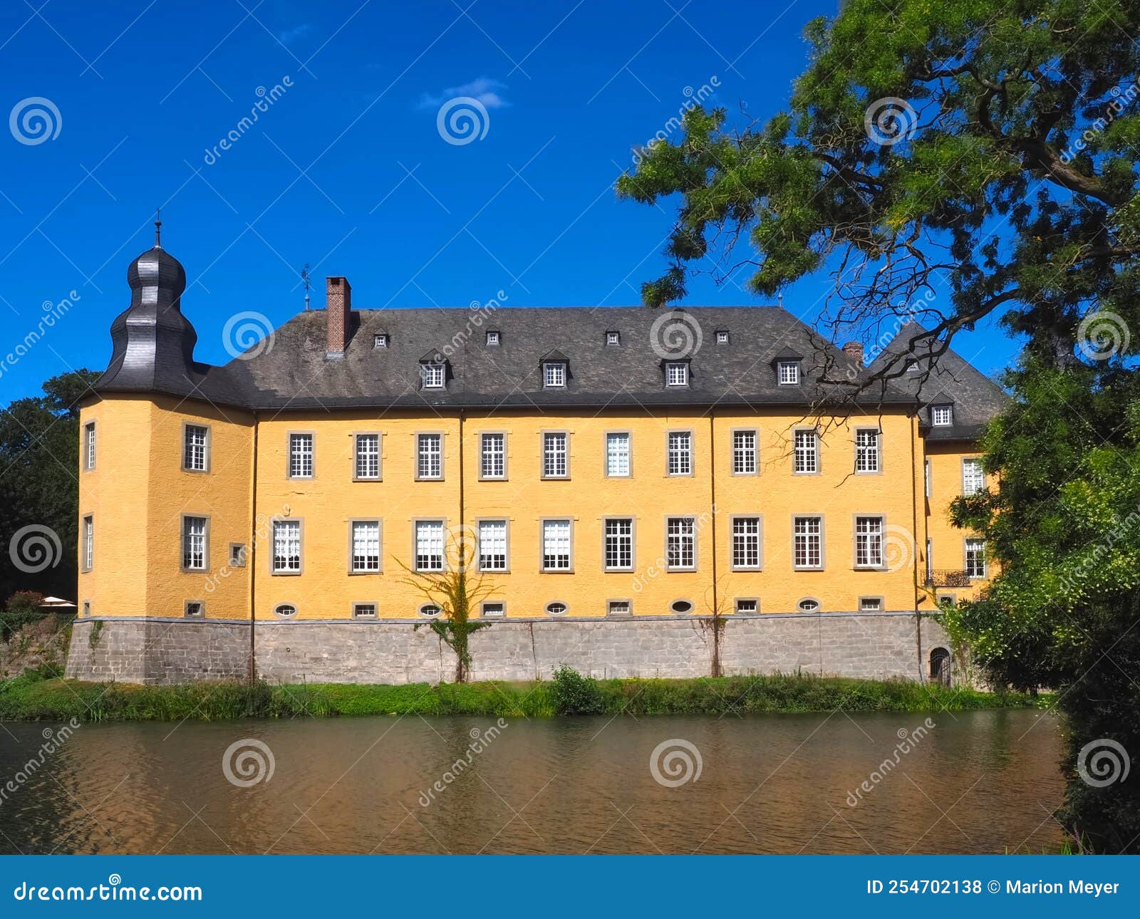 Schloss Dyck Beautiful German Water Castle in Juechen Editorial Stock ...