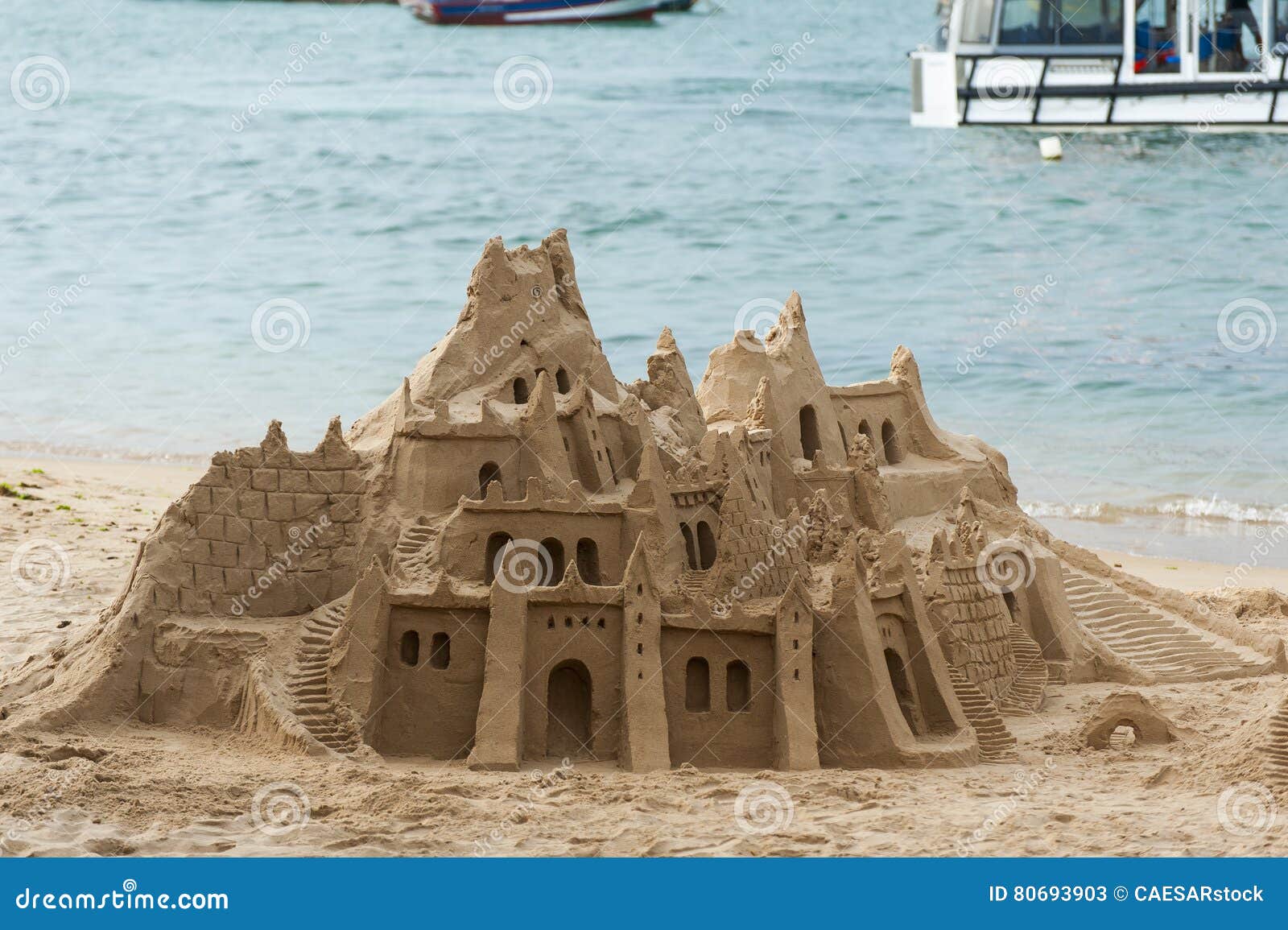 Schloss Gemacht Vom Sand Auf Strand Stockbild - Bild von ozean, ferien ...