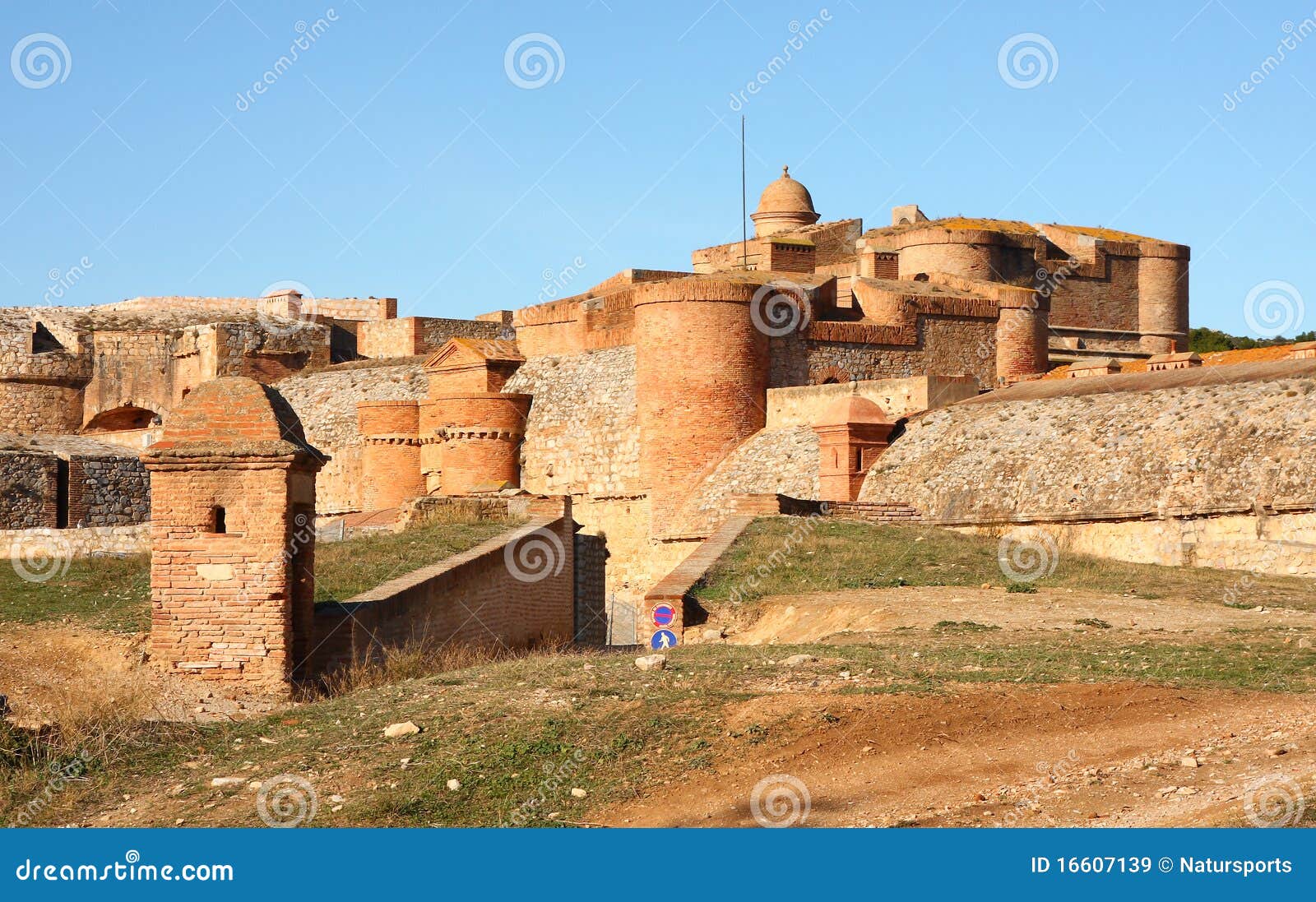 Schloss von Salses stockbild. Bild von aufsatz, mittlere - 16607139