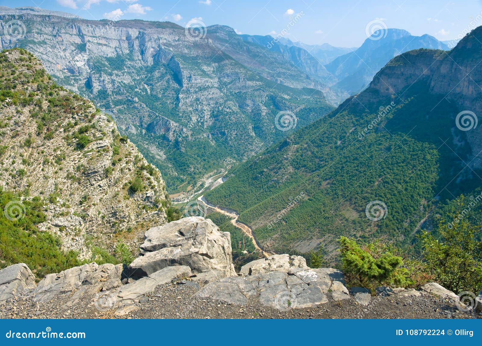 Schlucht in Kelmend, Albanien Stockfoto - Bild von hoch, albanisch ...