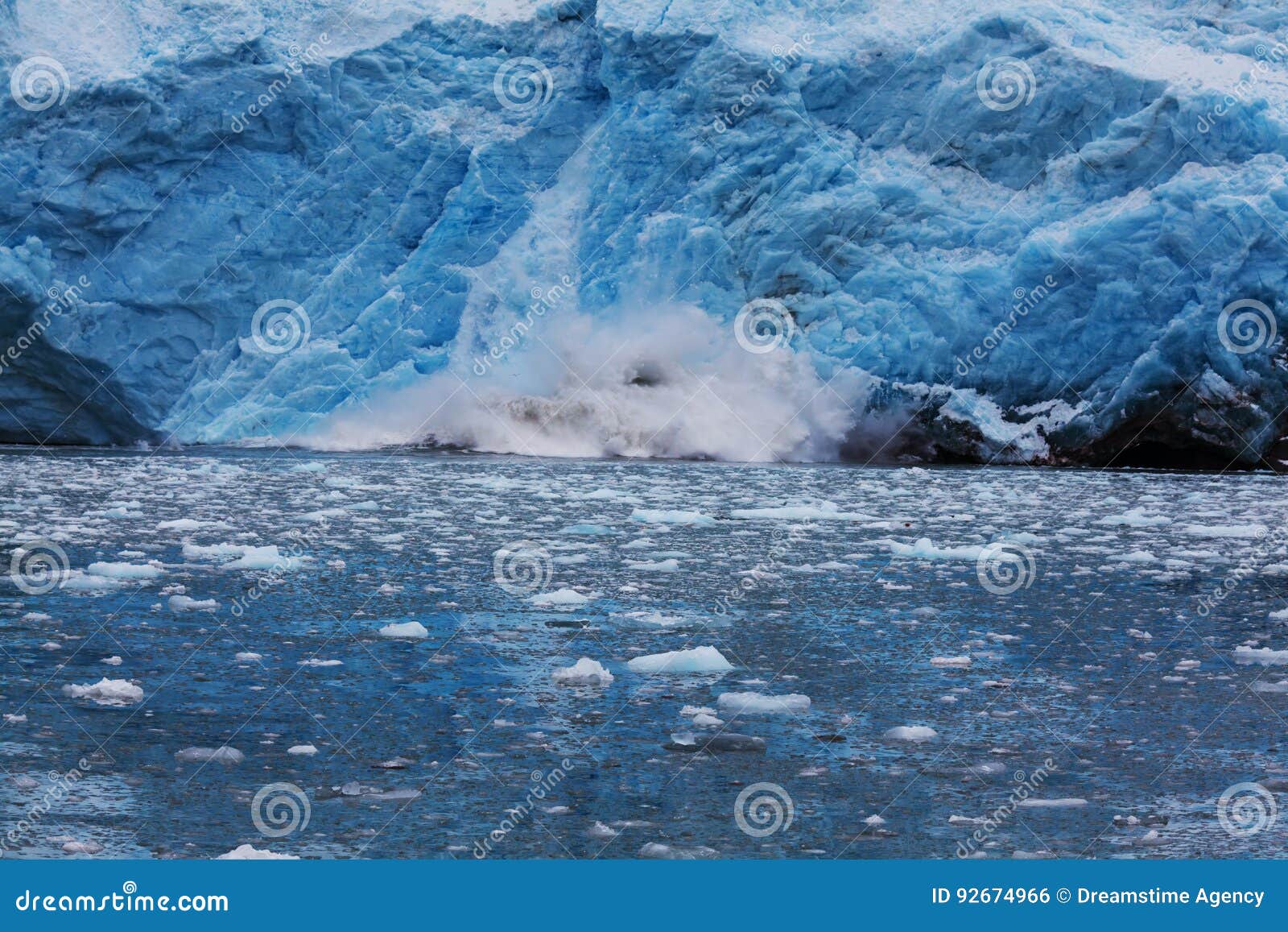 Schmelzender Gletscher in Alaska Stockfoto - Bild von schwimmen ...