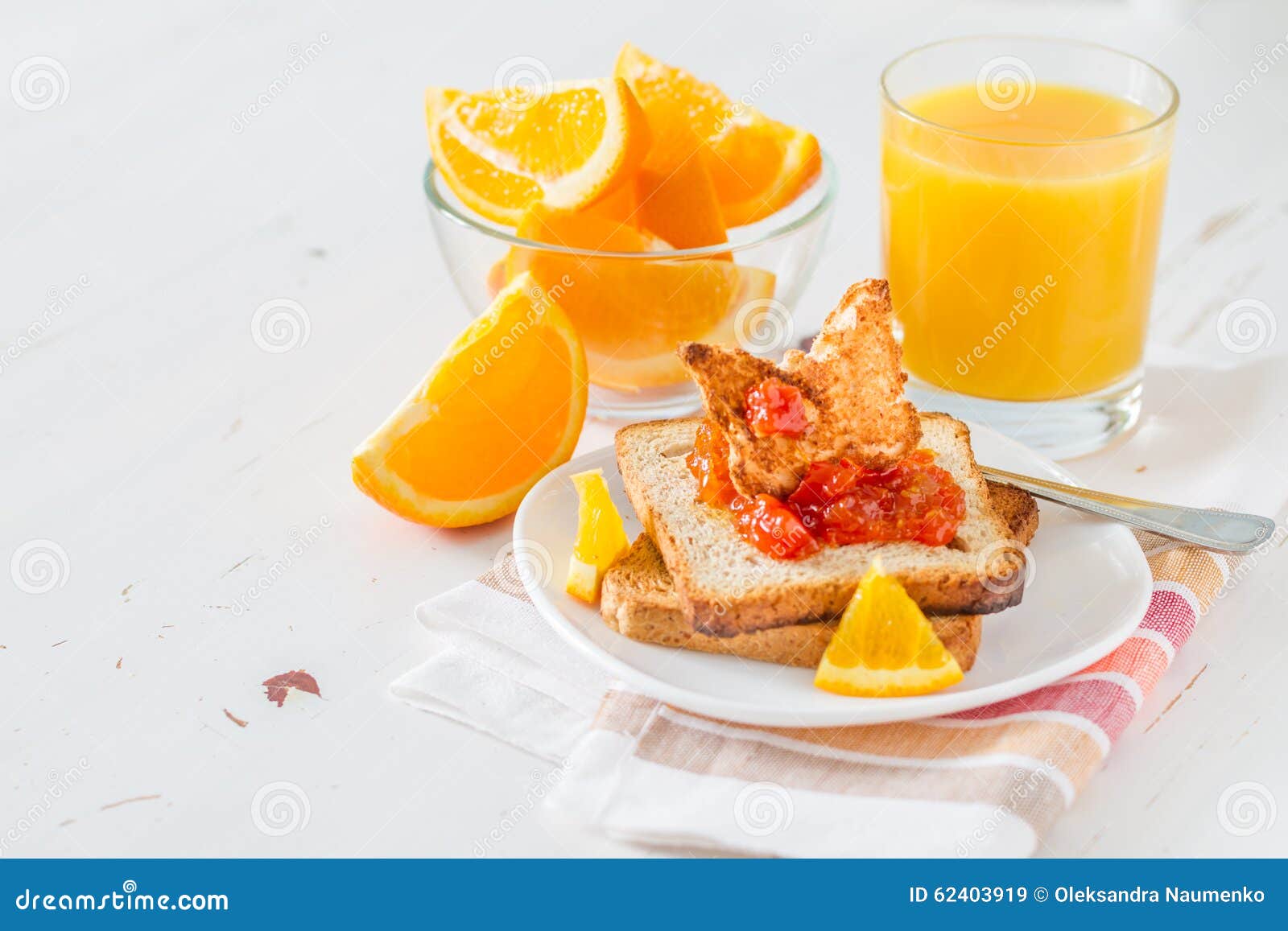 Schmetterling Formte Toast Mit Stau, Saft Und Tee Stockbild - Bild von ...