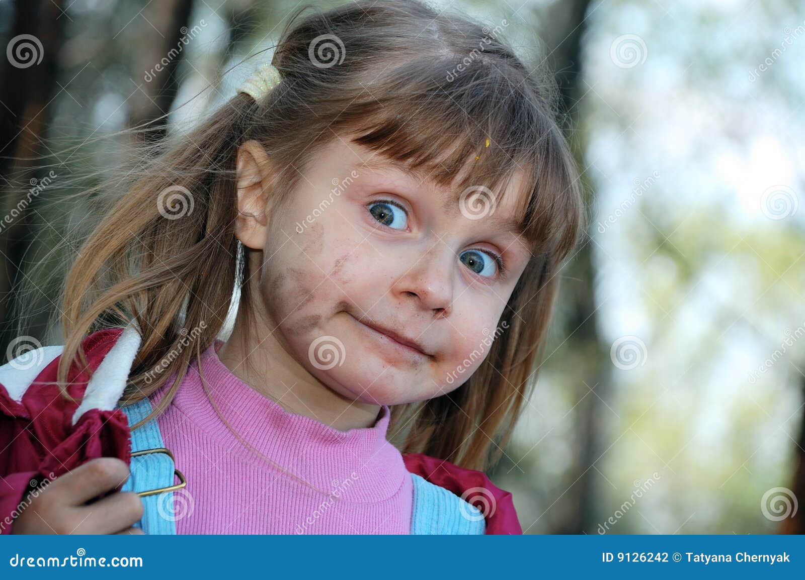 Schmutziges Gesicht stockfoto. Bild von kind, punkte, lächeln - 9126242