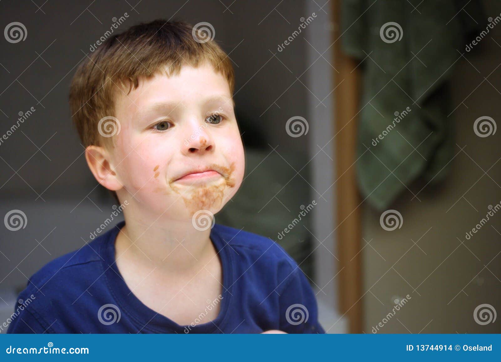 Schmutziges Gesicht Des Kindes Stockfoto - Bild von schauen, lustig ...