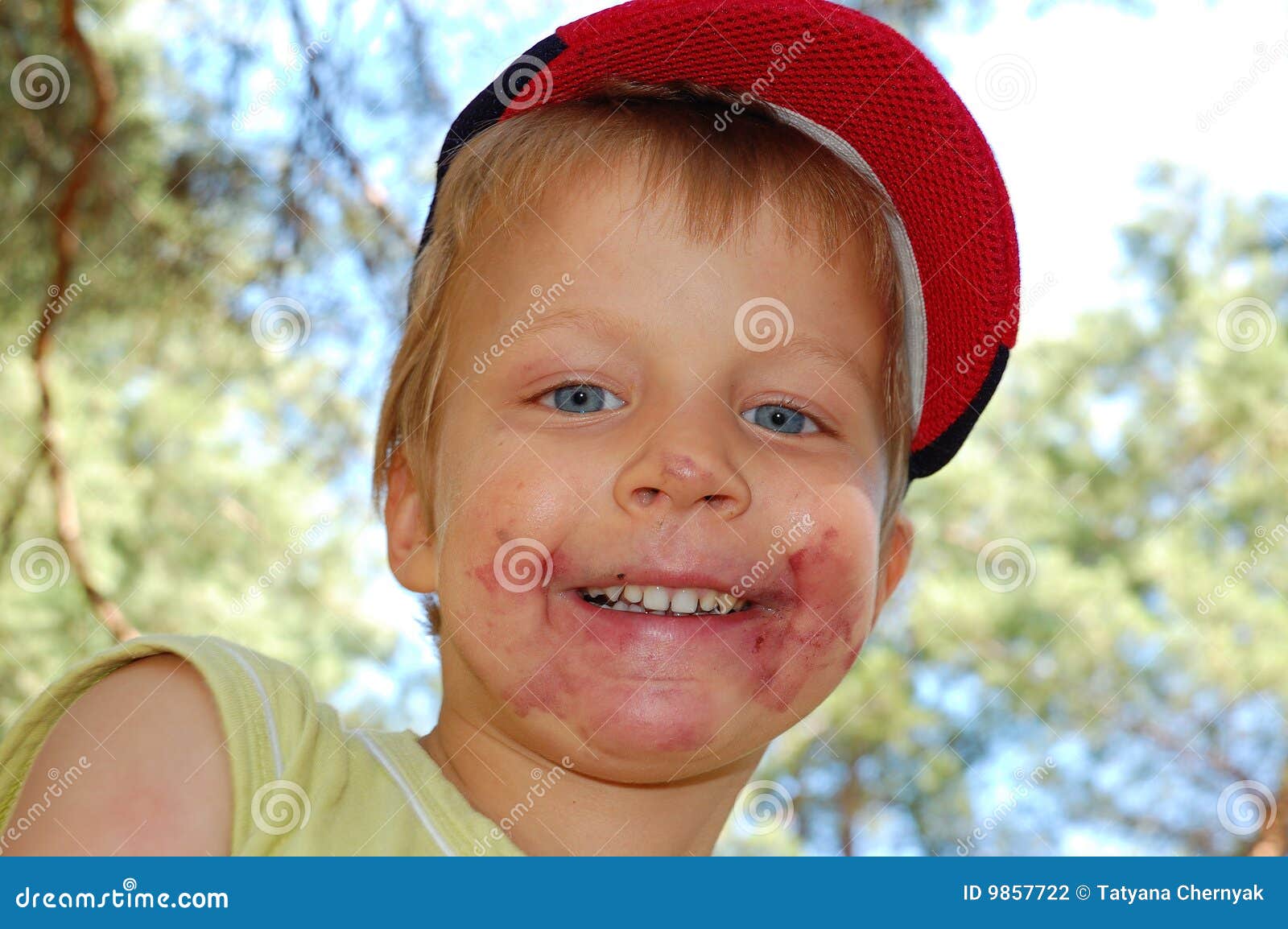 Schmutziges Gesicht Des Kindes Stockfoto - Bild von draussen, zicklein ...