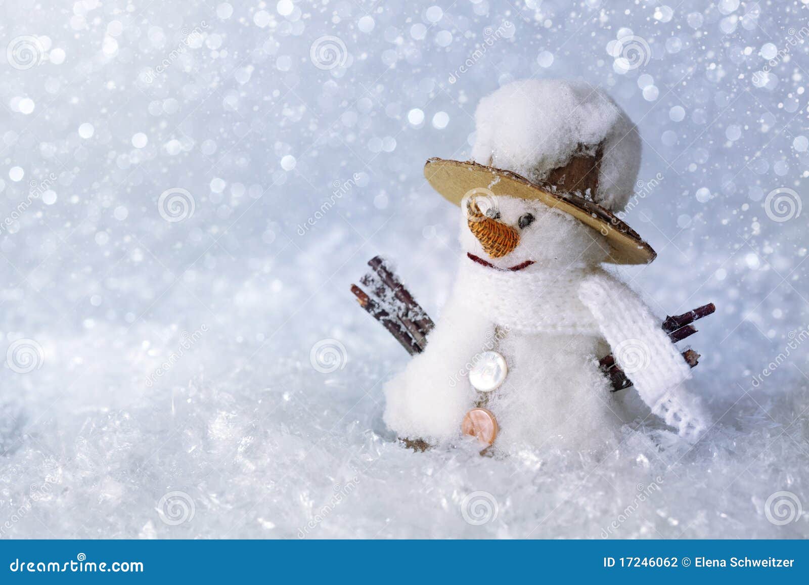 Schneemann mit Schnee stockfoto. Bild von dekoration - 17246062