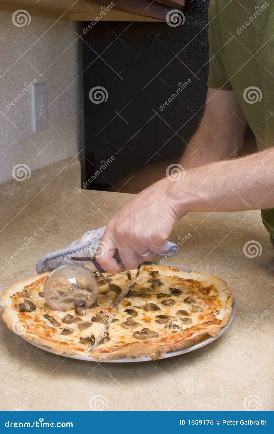 Schneiden Der Pizza Bild. Bild: 1659176