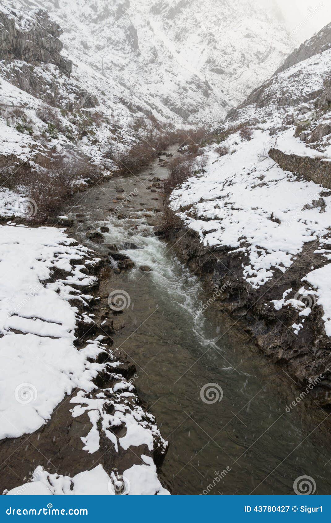 Schneien in Der Berglandschaft Mit Fluss Stockbild - Bild von bewölkt ...