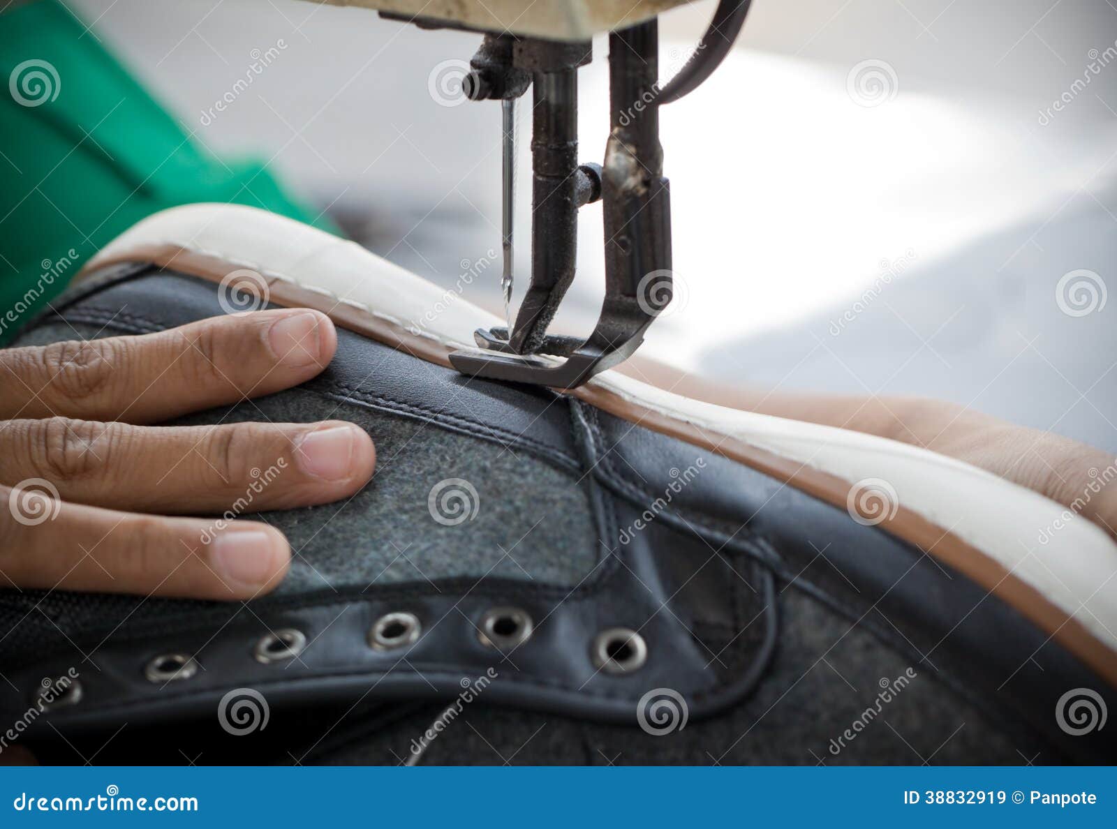 Schoen het stikken stock afbeelding. Image of stikken - 38832919