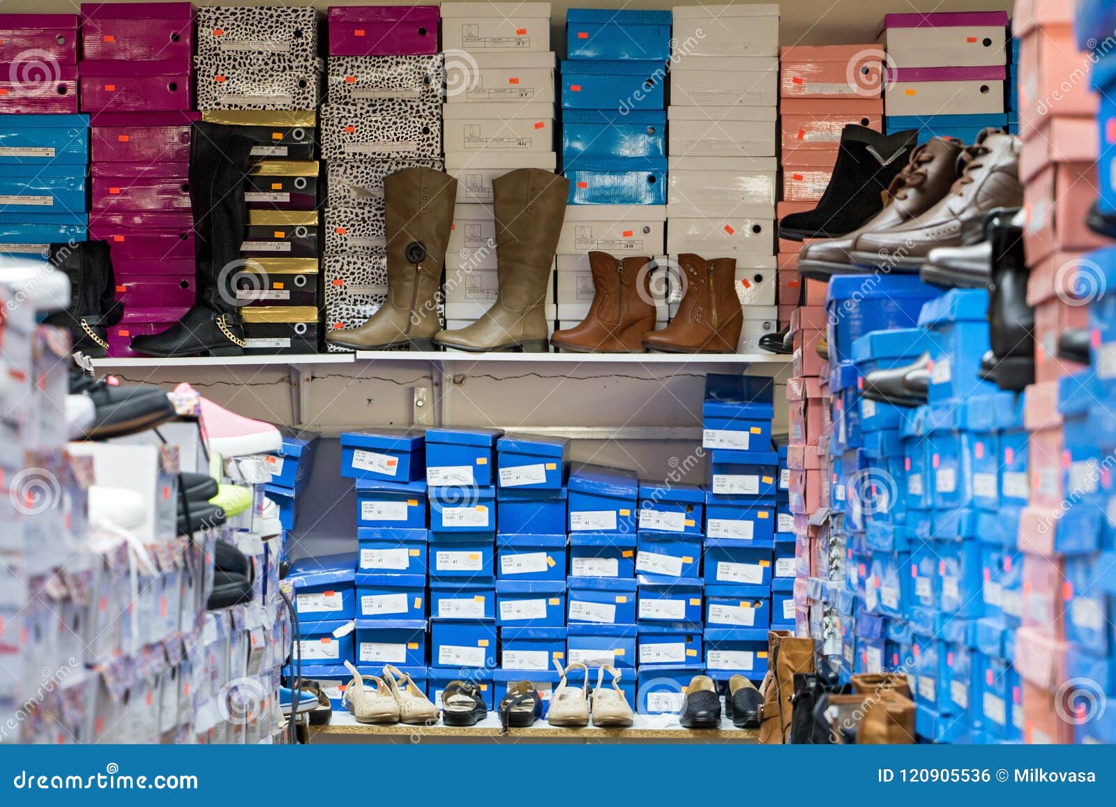 Schoenen Met Dozen Op De Planken in De Winkel Stock Foto - Image of ...