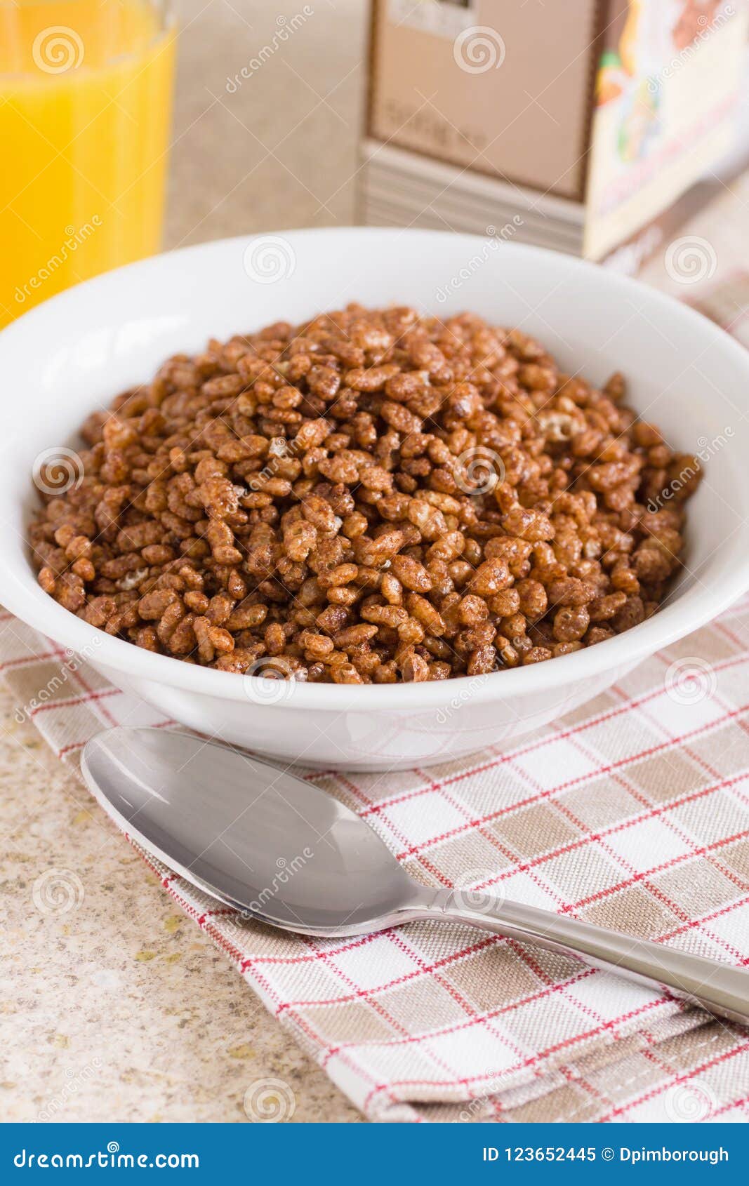 Schokoladen-knusperiges Reis-Getreide Stockbild - Bild von reis, hauche ...