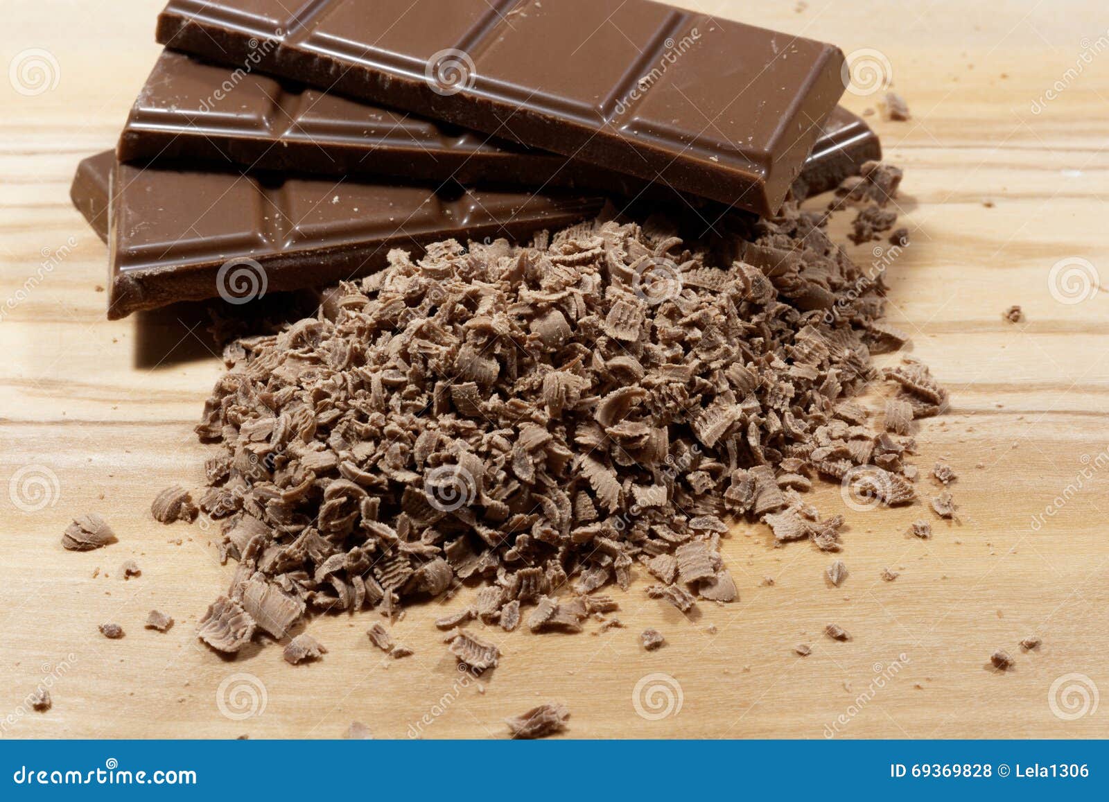 Schokoladenraspel Und Schokoriegel Stockfoto - Bild von hölzern, kakao ...