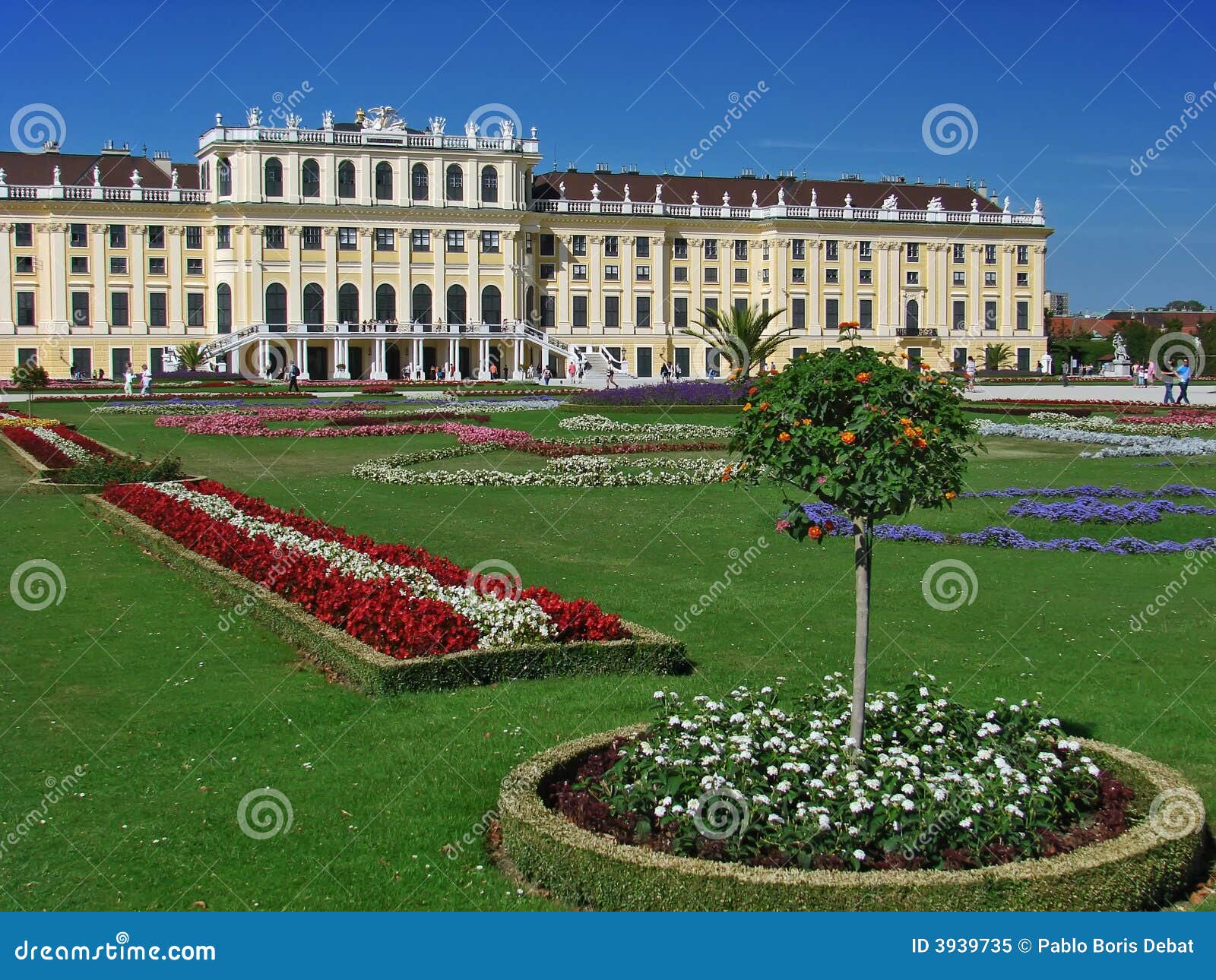 Schonbrunn Palace, Vienna, Austria Editorial Image - Image of flowers ...